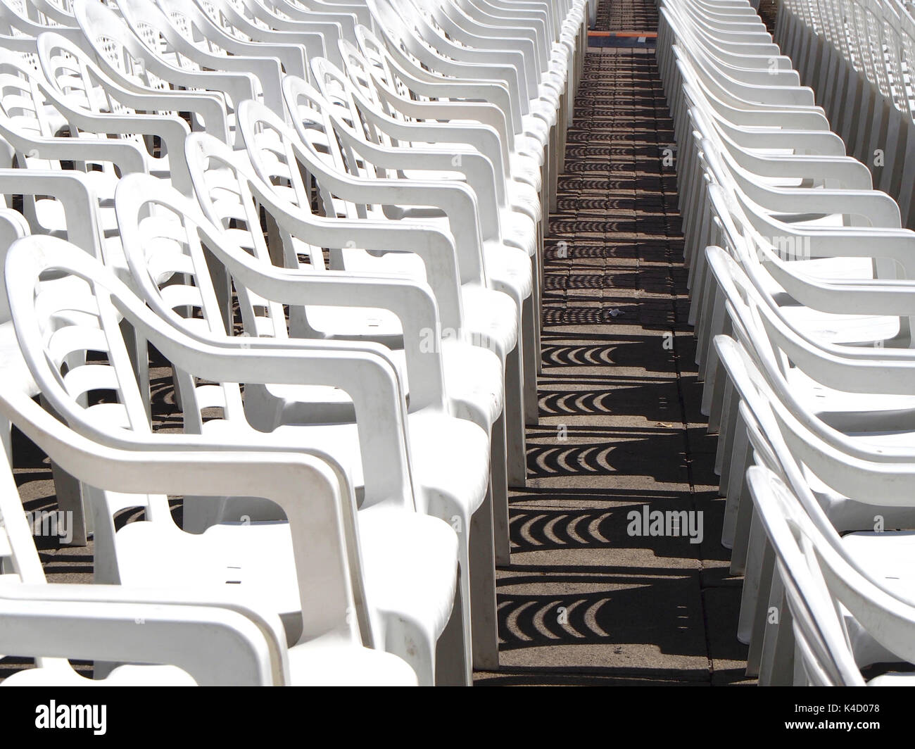 White chairs for a event Stock Photo - Alamy