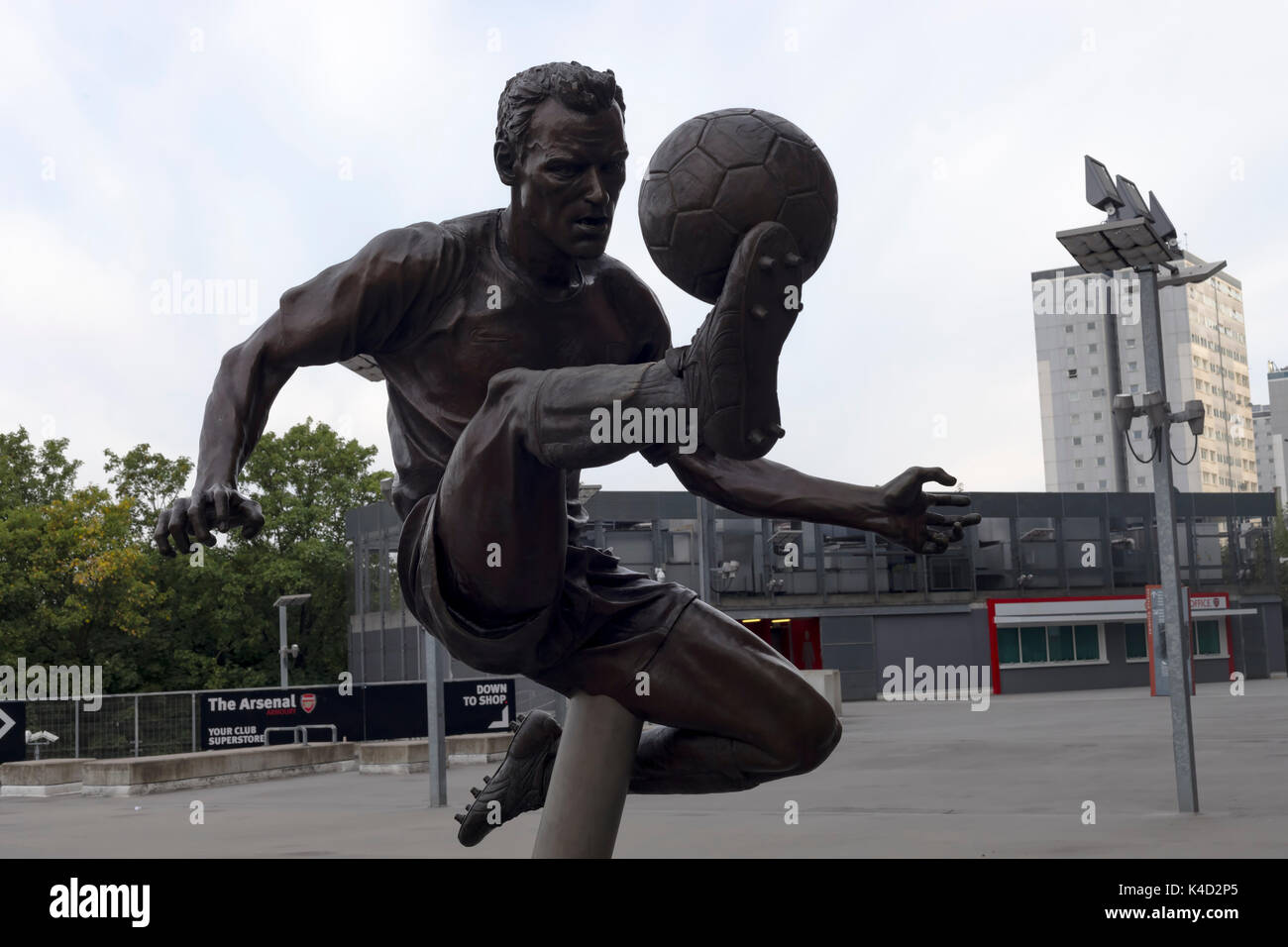 Dennis bergkamp statue hi-res stock photography and images - Alamy