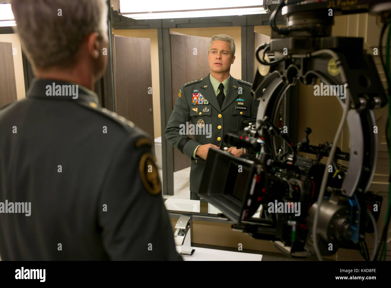 WAR MACHINE, Brad Pitt on set, 2017. ph: Francois Duhamel/©Netflix ...
