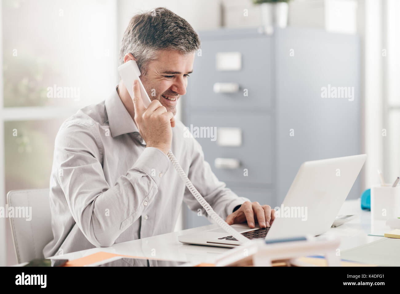 Office worker helpful hi-res stock photography and images - Alamy