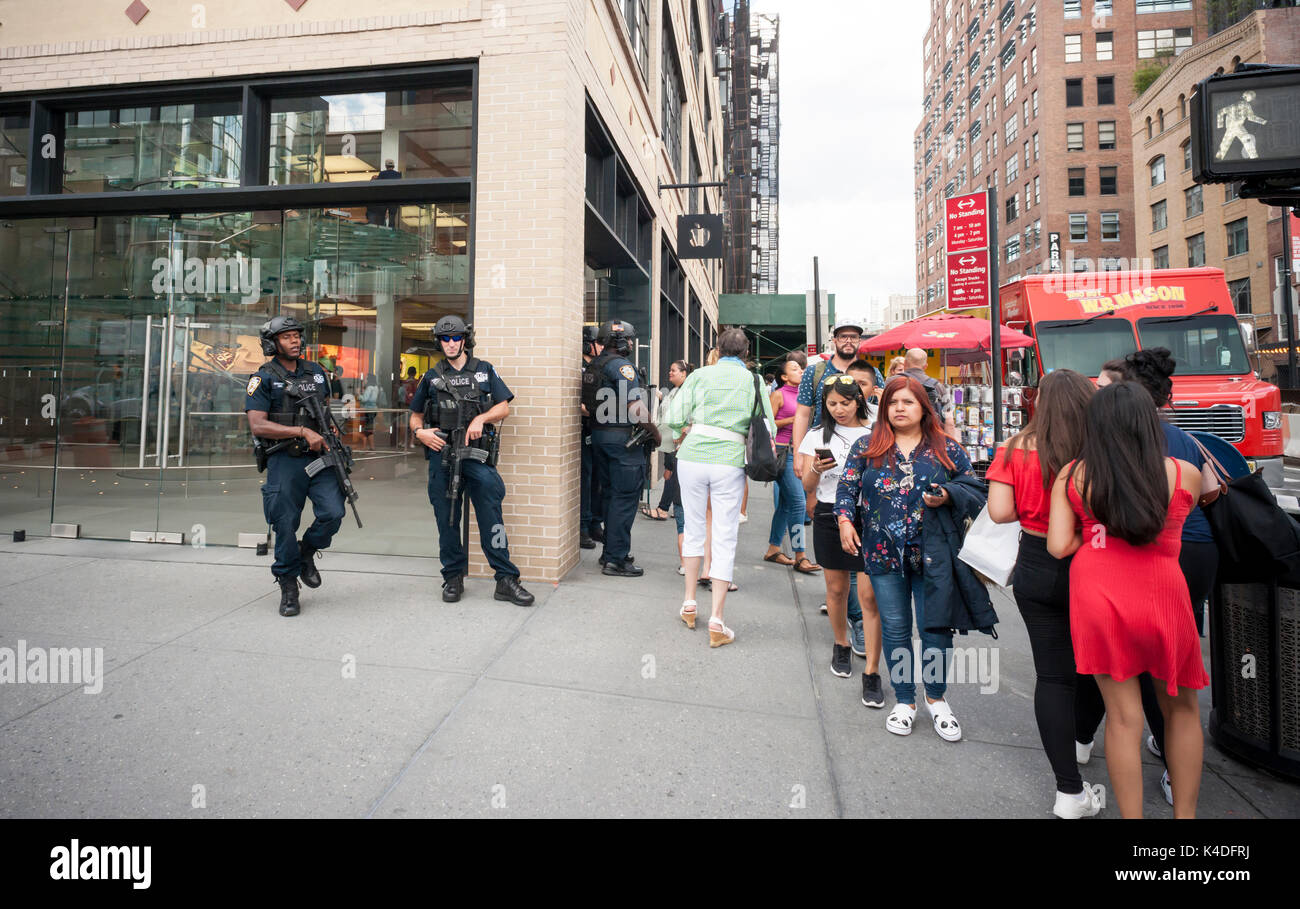 NYPD counterterrorism officers outside the Apple store in the ...