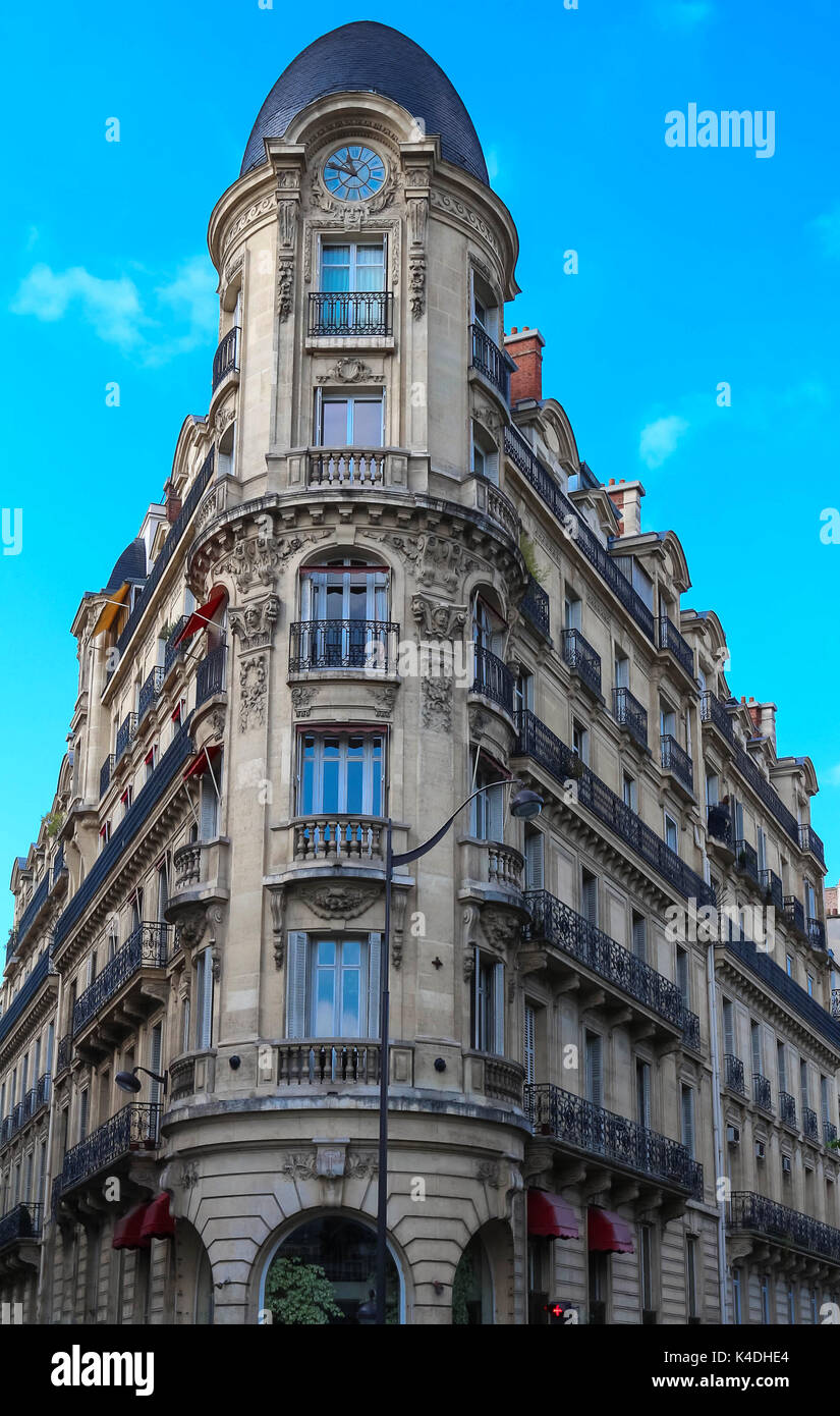The traditional facade of Parisian building Stock Photo - Alamy