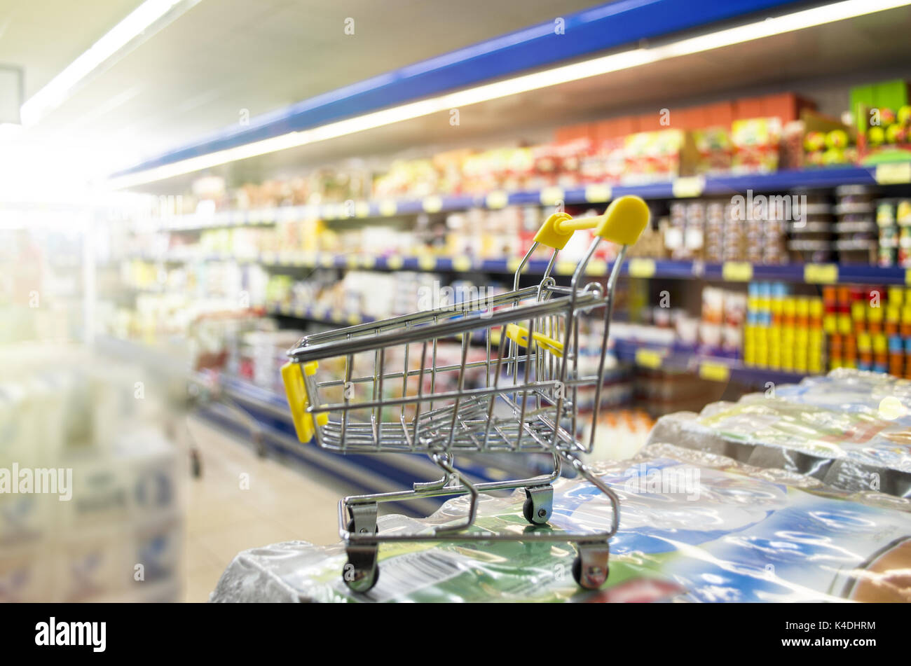 Supermarket car products hi-res stock photography and images - Alamy