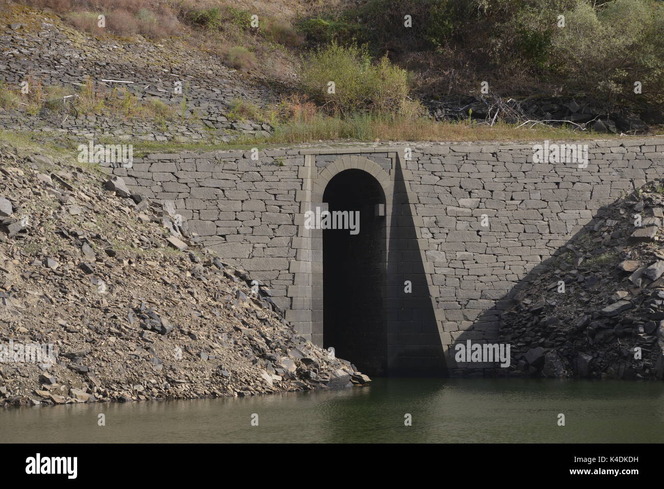 small bridge on a Rio Sil barrage Stock Photo - Alamy