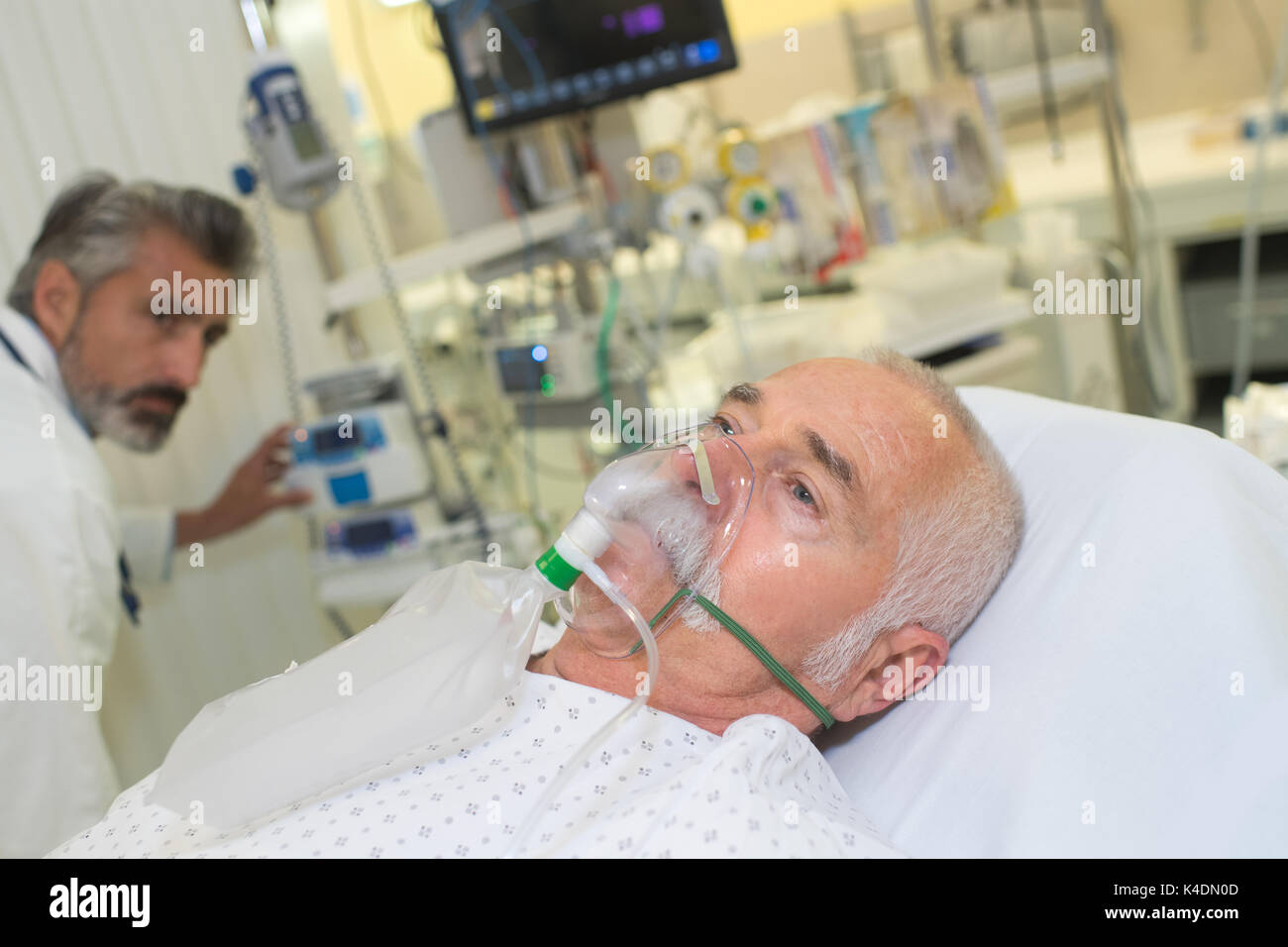 patient wearing an oxygen mask Stock Photo - Alamy