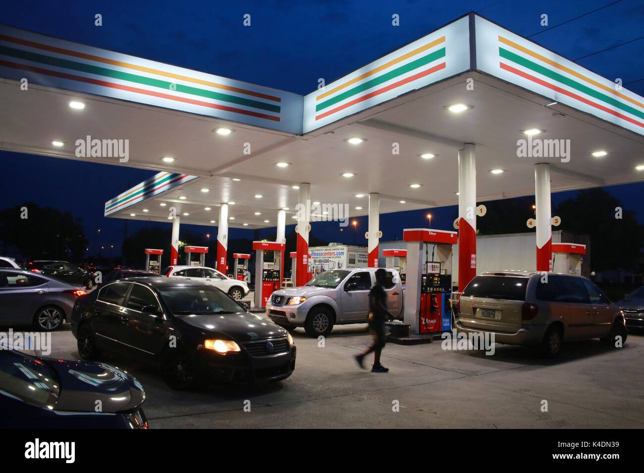 7 eleven petrol station hi-res stock photography and images - Alamy