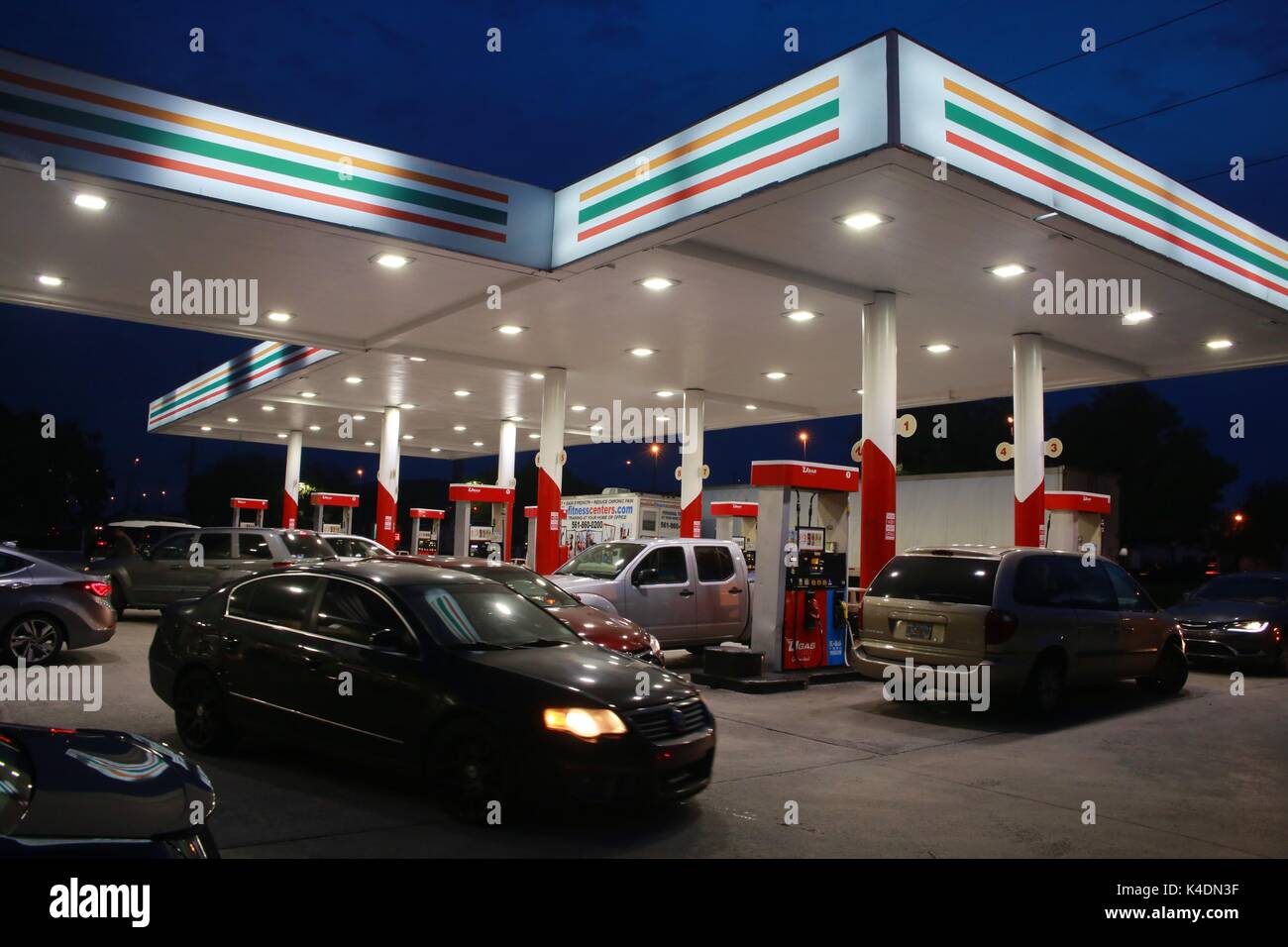 7 eleven night hi-res stock photography and images - Alamy