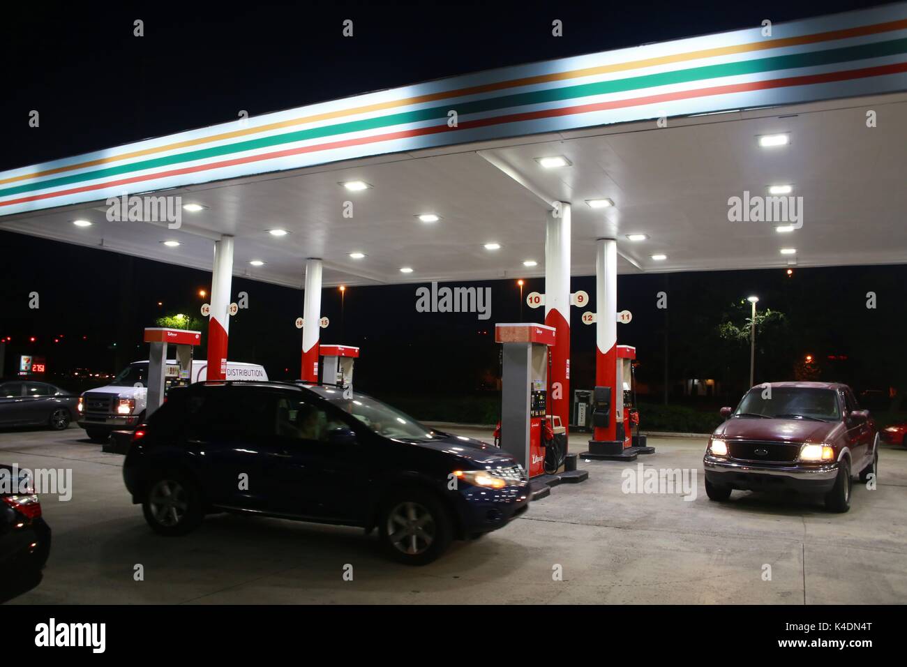 7 eleven petrol station hi-res stock photography and images - Alamy