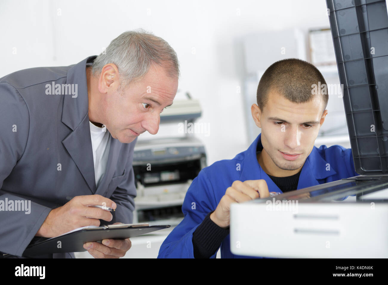 Boys computer lab at school hi-res stock photography and images - Alamy