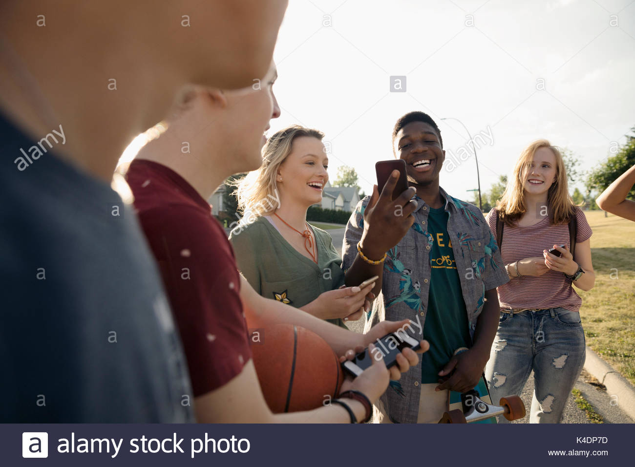 Girls messaging on phones hi-res stock photography and images - Alamy