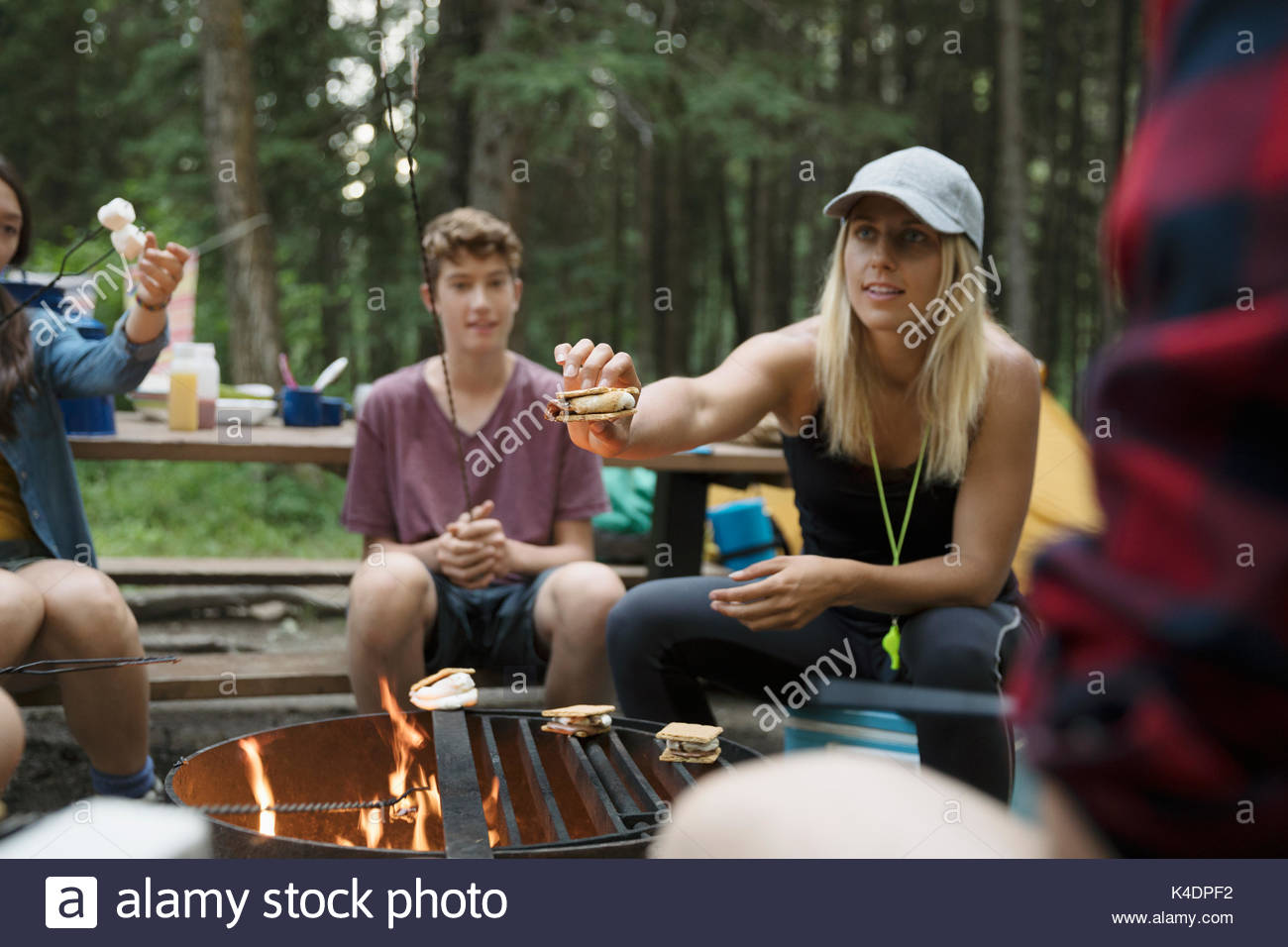 Making campfire smores hi-res stock photography and images - Alamy