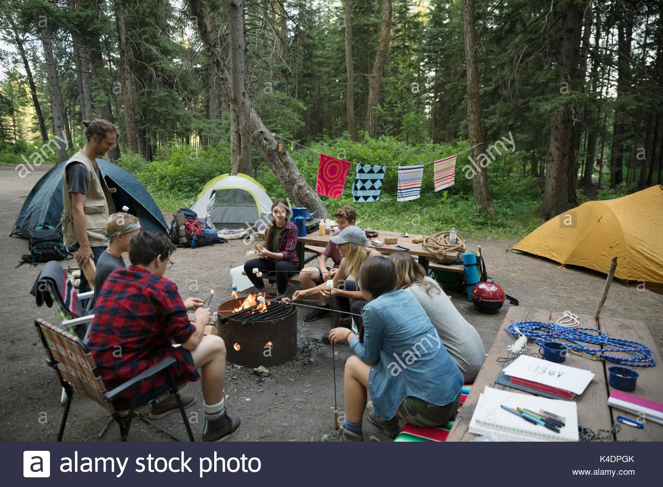 Students eating outdoor picnic table hi-res stock photography and ...