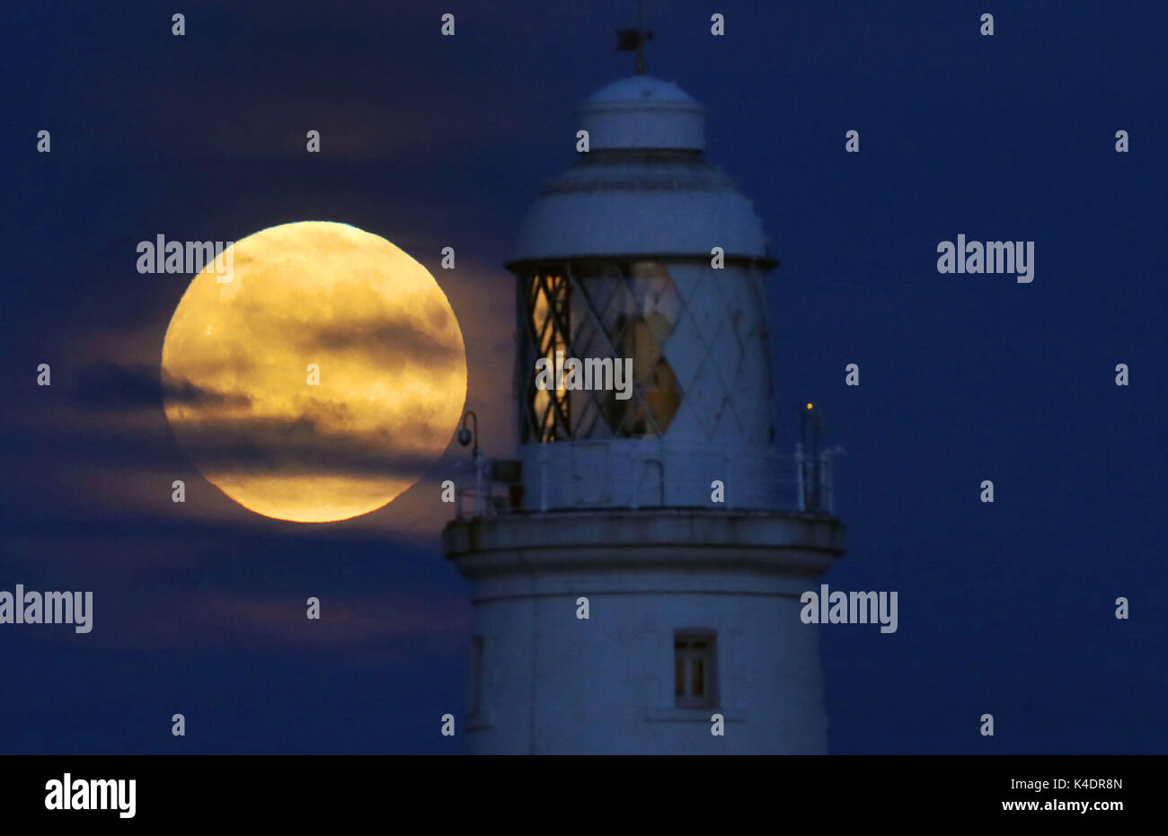 The moon rises over St Mary's Lighthouse in Whitley Bay Stock Photo - Alamy