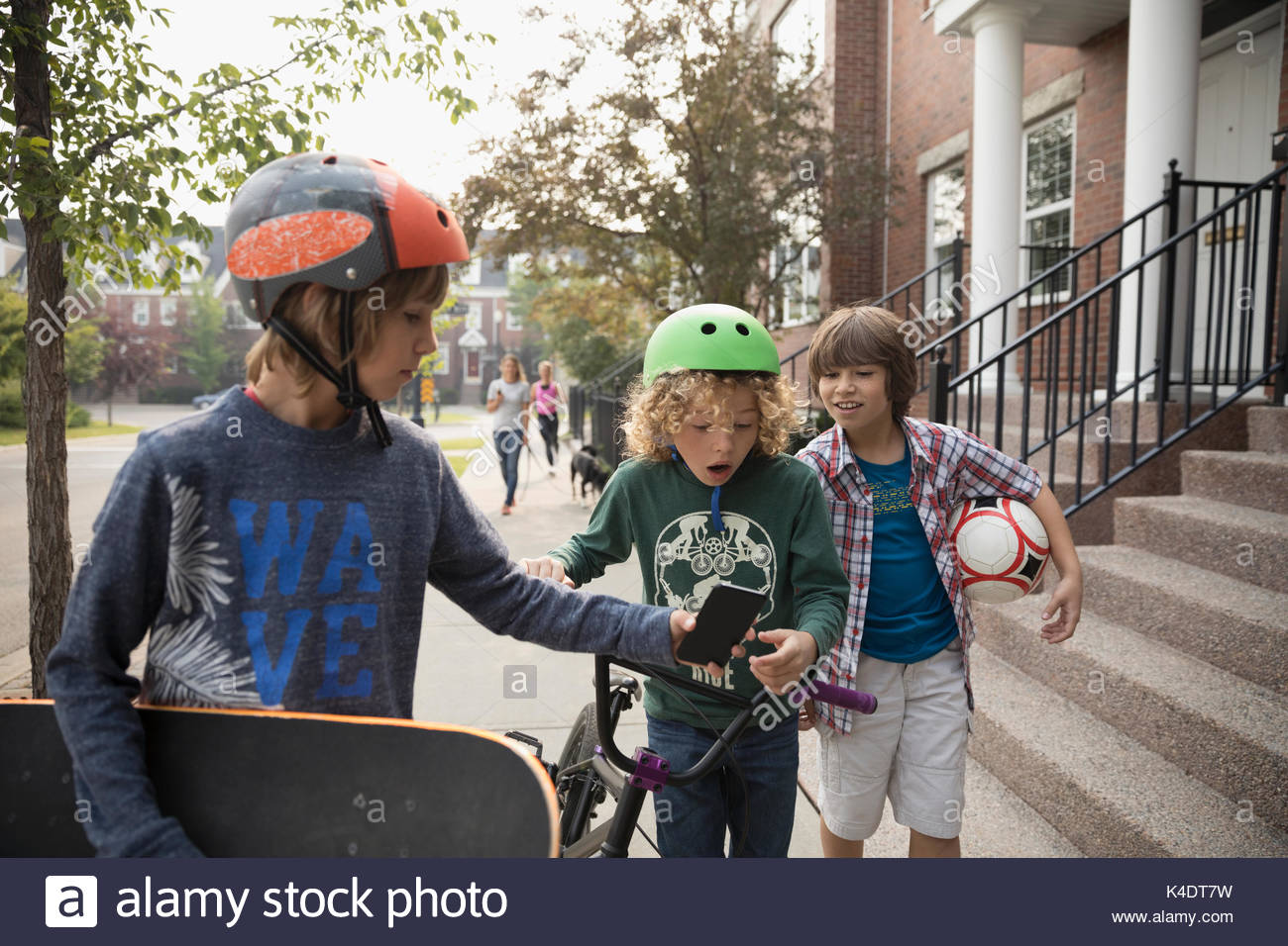 Friend sharing ball hi-res stock photography and images - Alamy