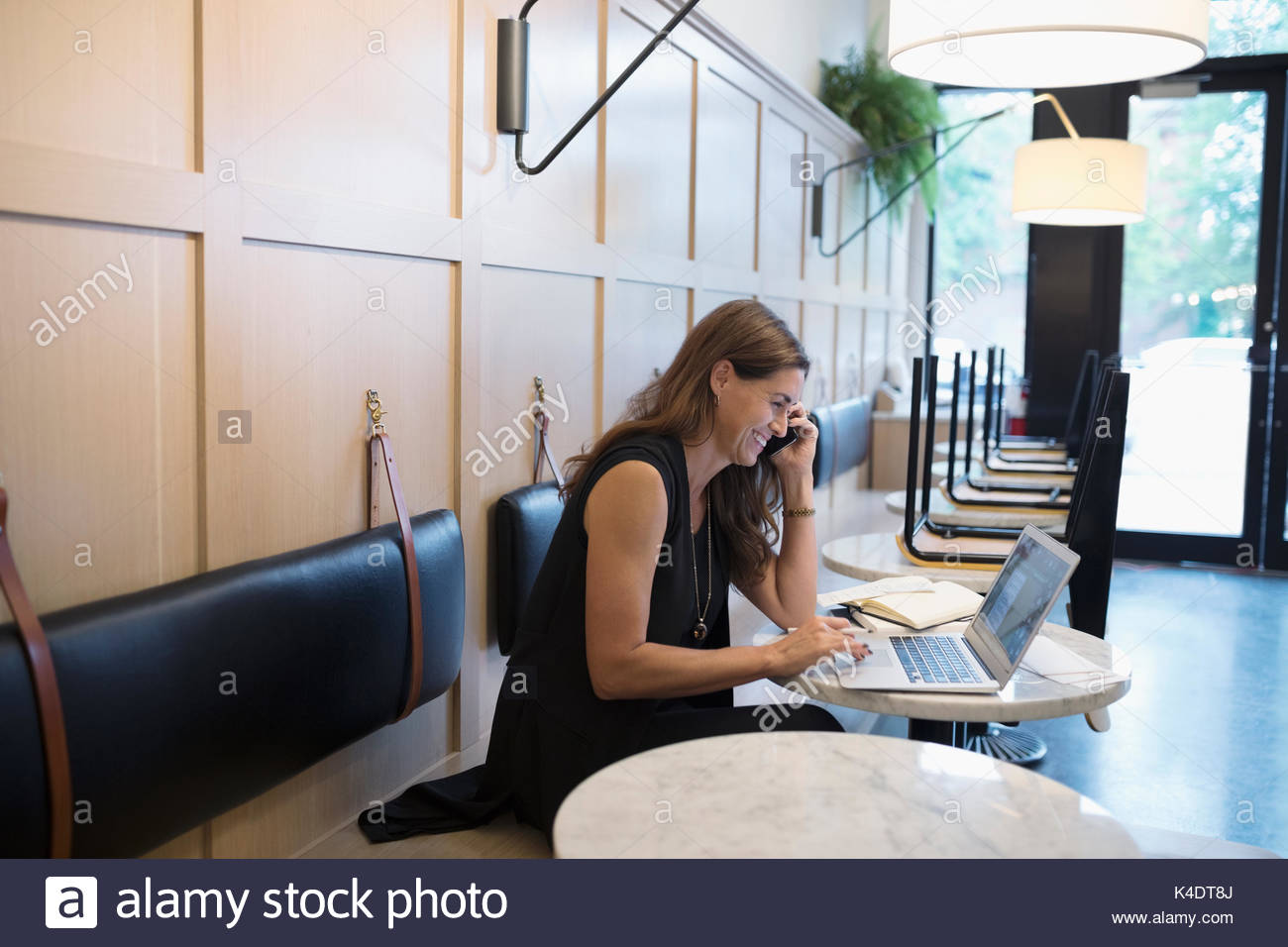 Women talking cafe hi-res stock photography and images - Alamy