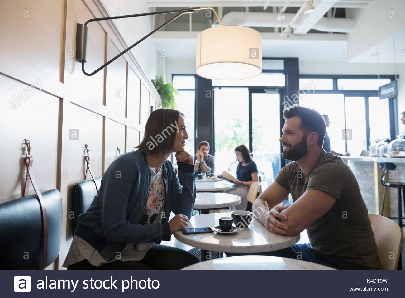 Women talking cafe hi-res stock photography and images - Alamy