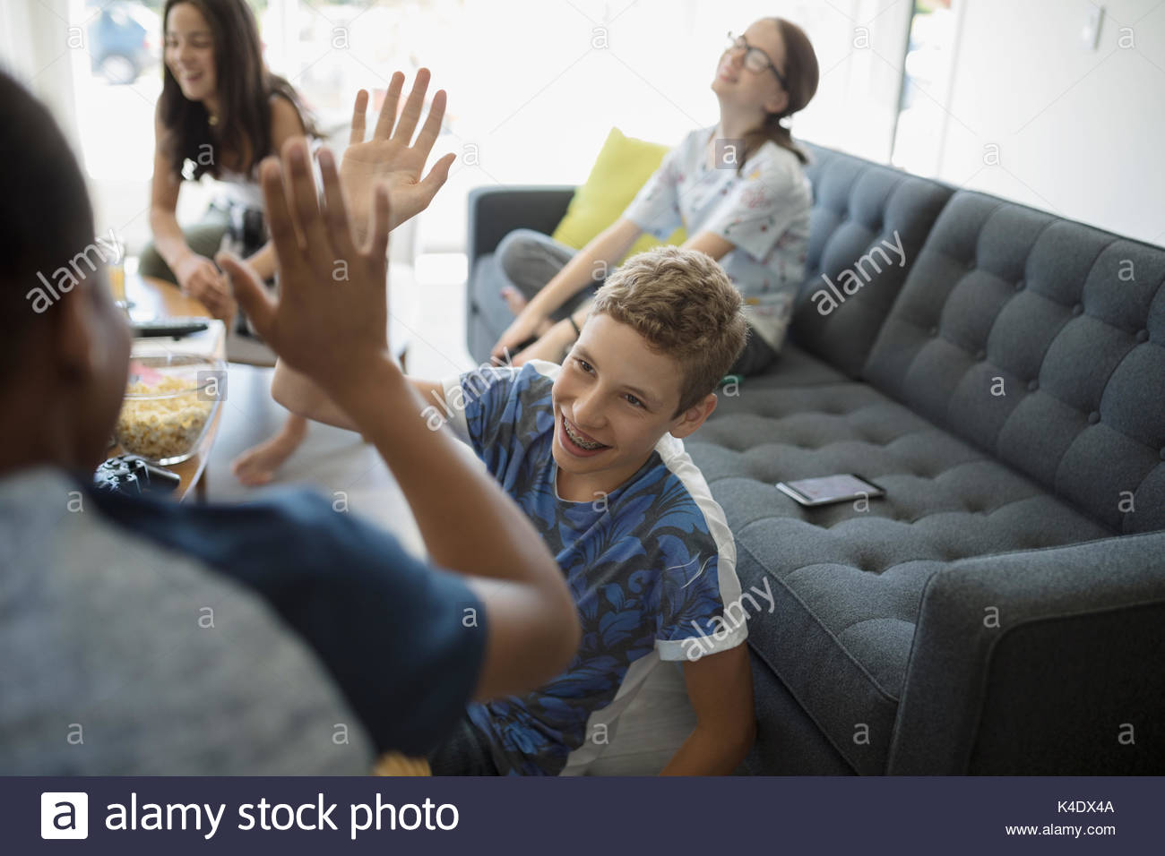 Girls high fiving hi-res stock photography and images - Alamy