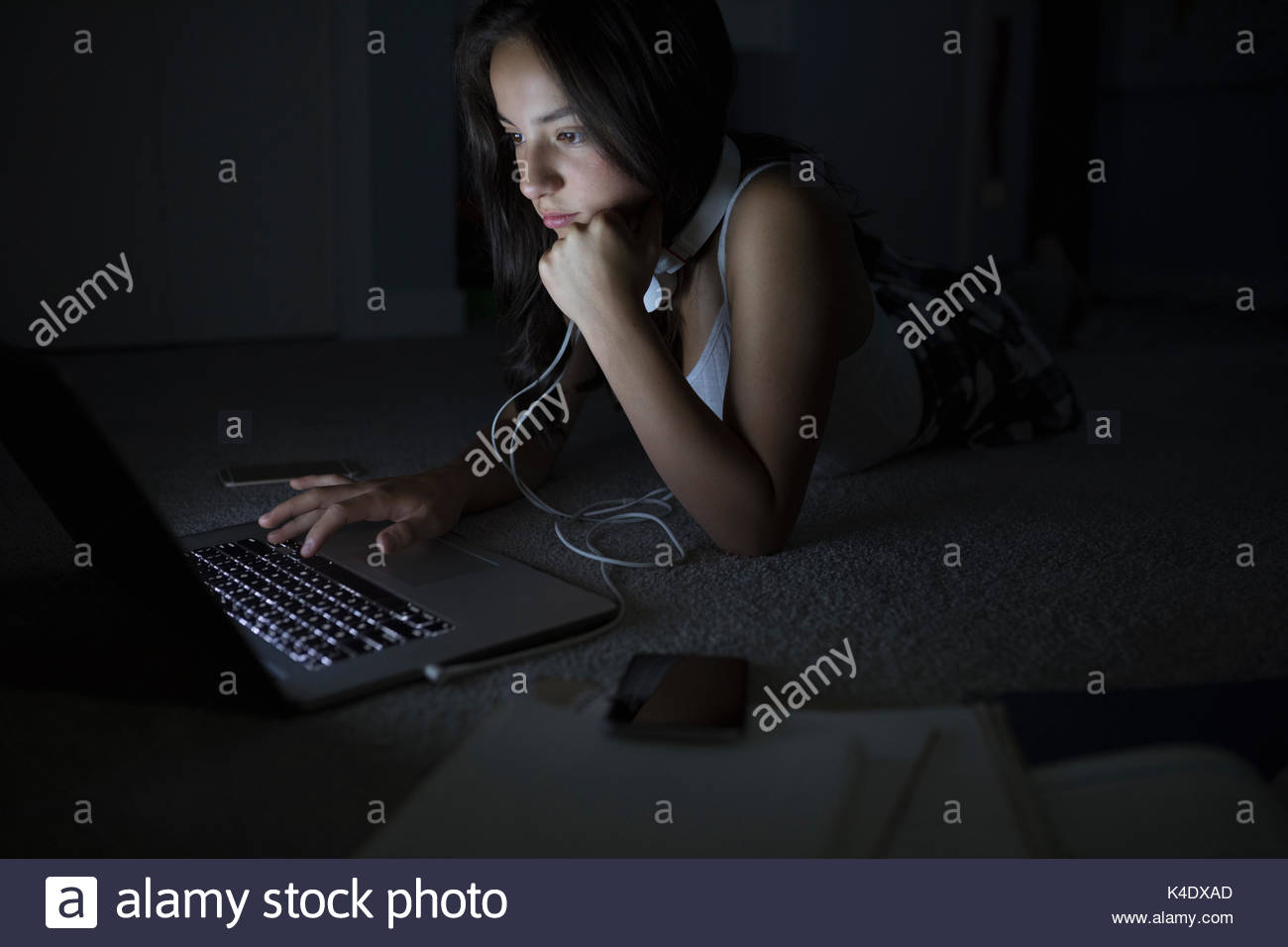Girl laptop dark night hi-res stock photography and images - Alamy