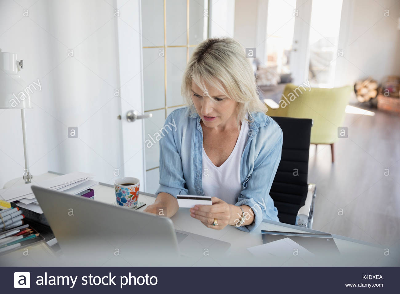 Woman bills home hi-res stock photography and images - Alamy