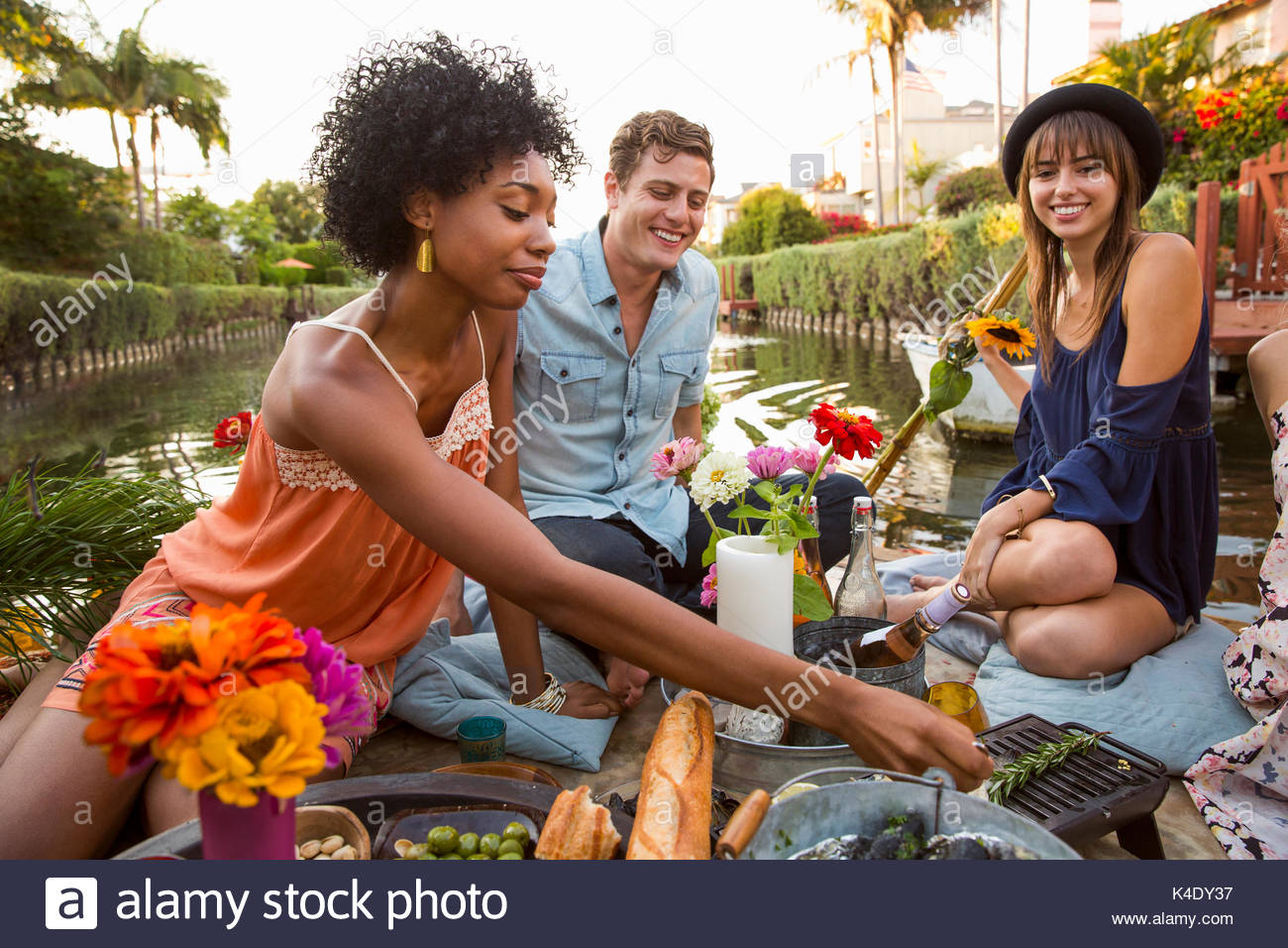 Lake picnic 20 hi-res stock photography and images - Alamy