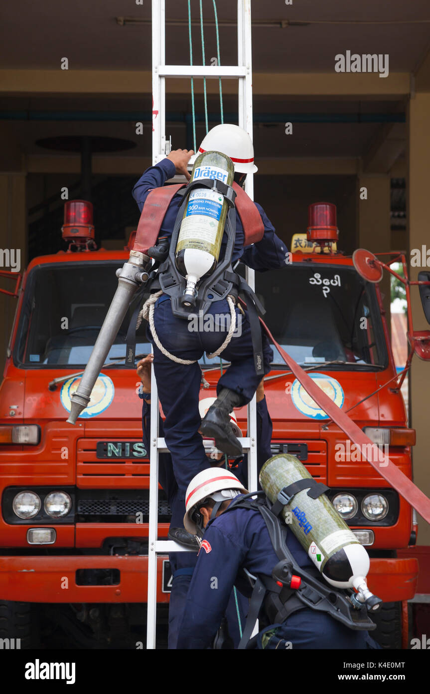Self contained breathing apparatus scba hi-res stock photography and ...
