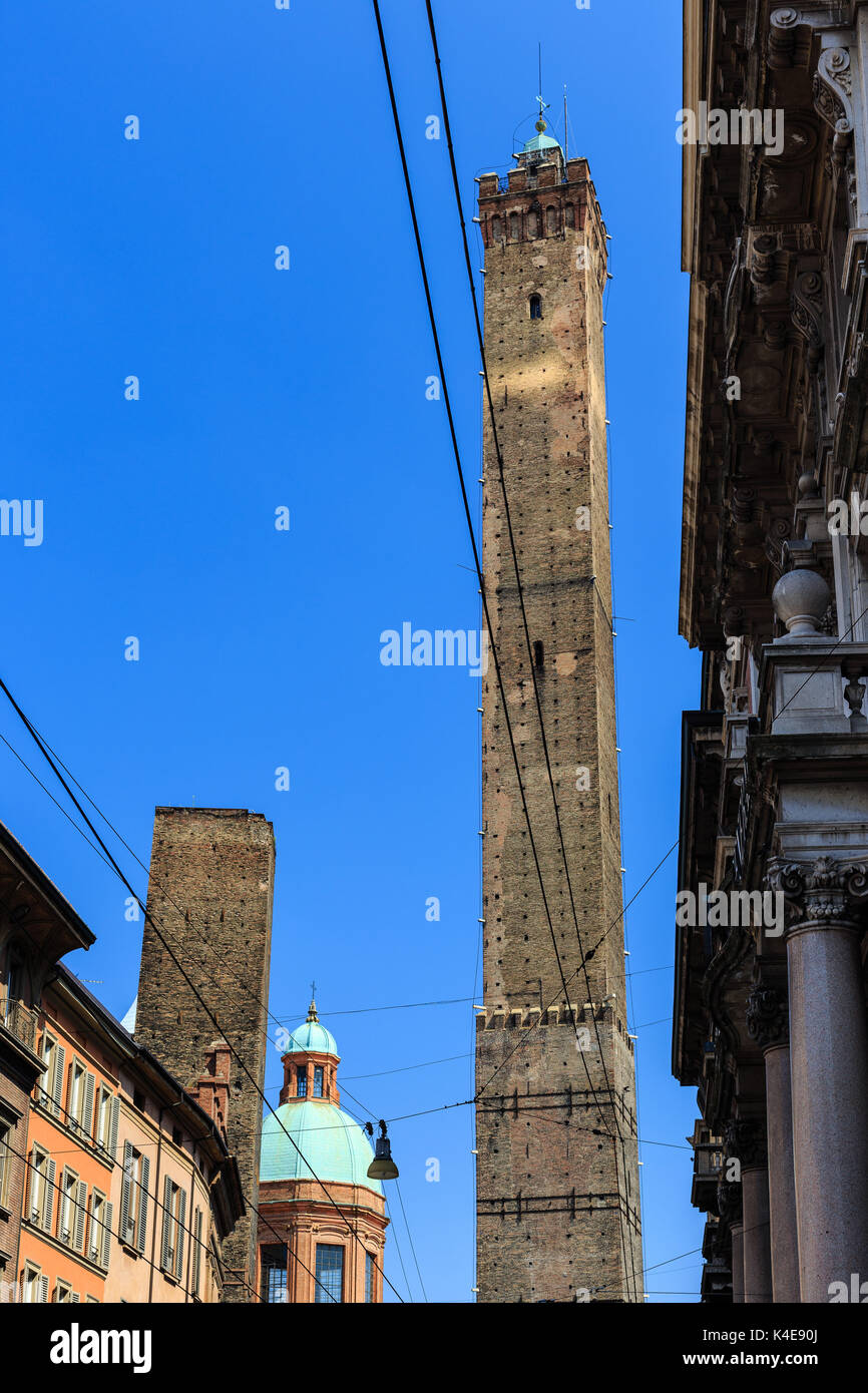 Due torri bologna hi-res stock photography and images - Alamy