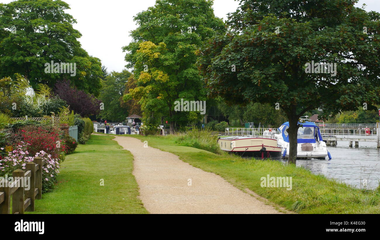 Staines upon thames river hi-res stock photography and images - Alamy