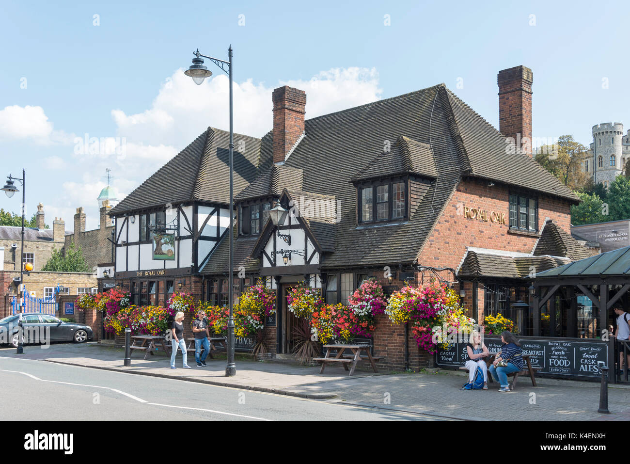 Royal windsor pub hi-res stock photography and images - Alamy