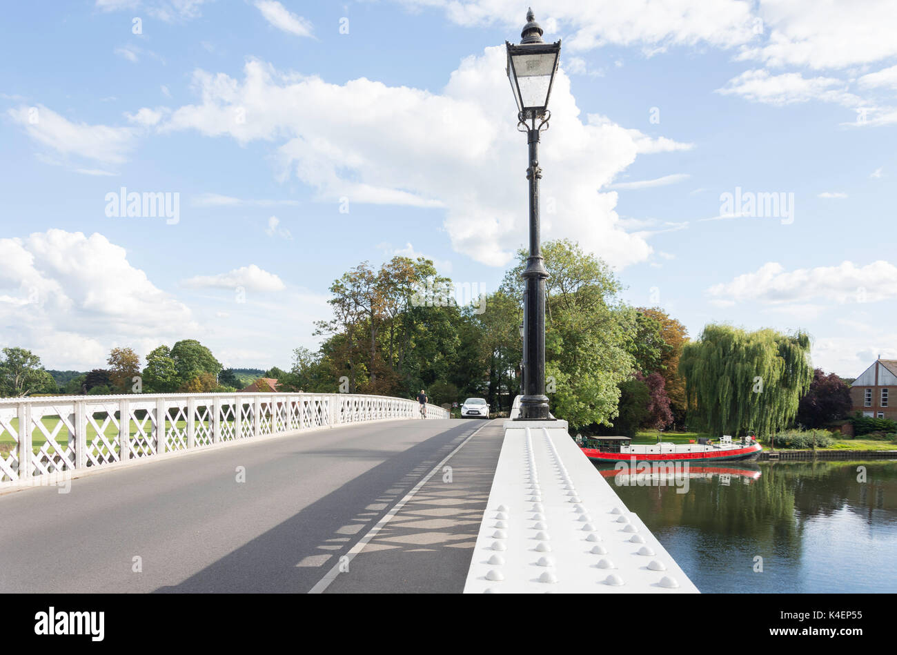 Bridge across River Thames, Whitchurch-on-Thames, Oxfordshire, England ...