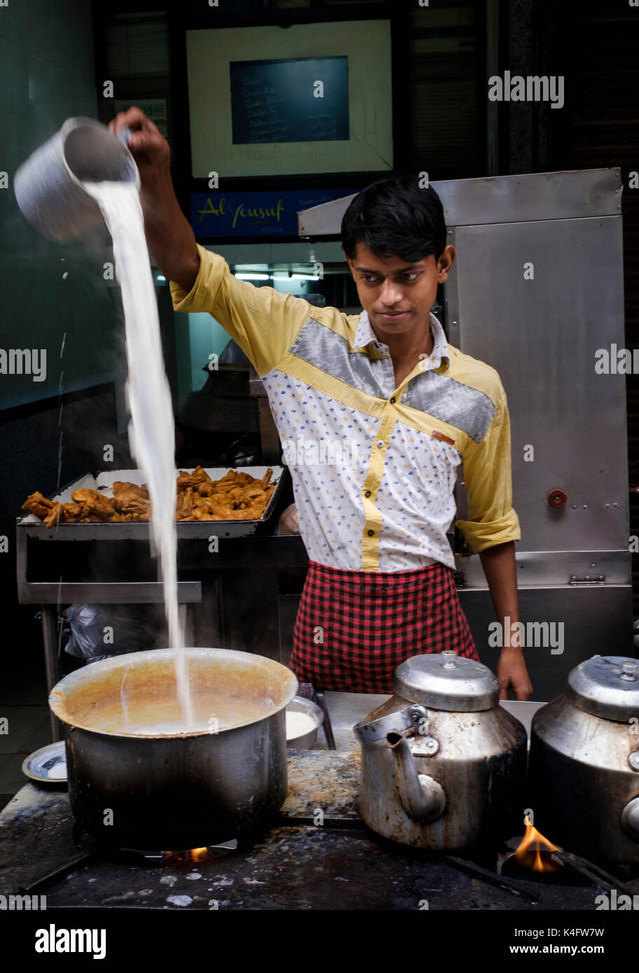 NEW DELHI, INDIA - CIRCA OCTOBER 2016: Food stall merchant around the ...