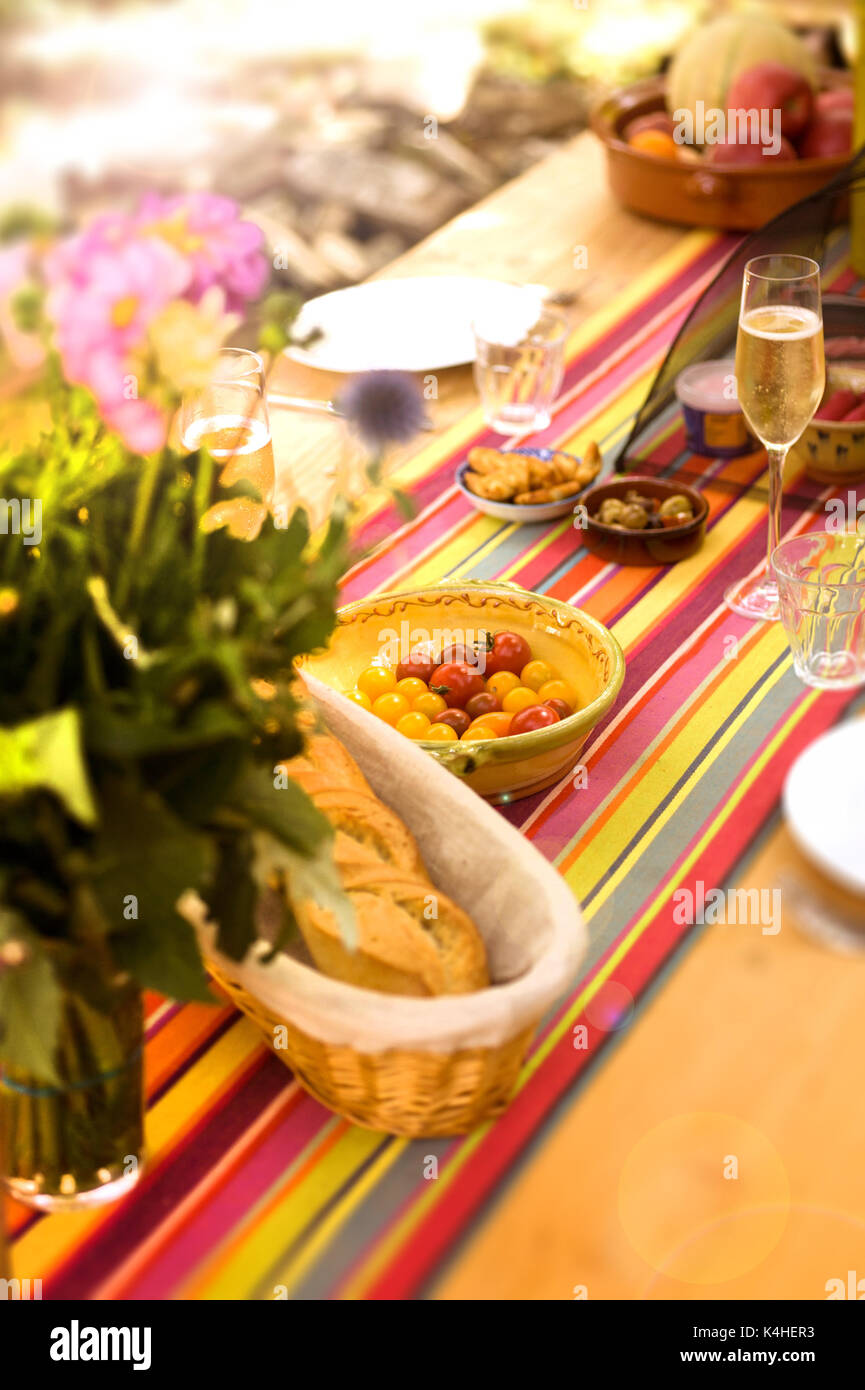 Al fresco dining / outdoor dining table Stock Photo - Alamy
