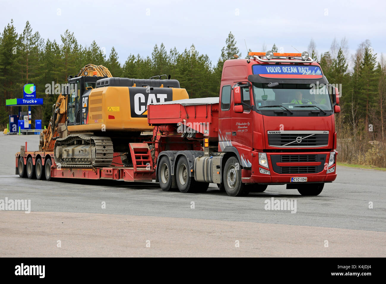 Caterpillar semi trailer truck hi-res stock photography and images - Alamy