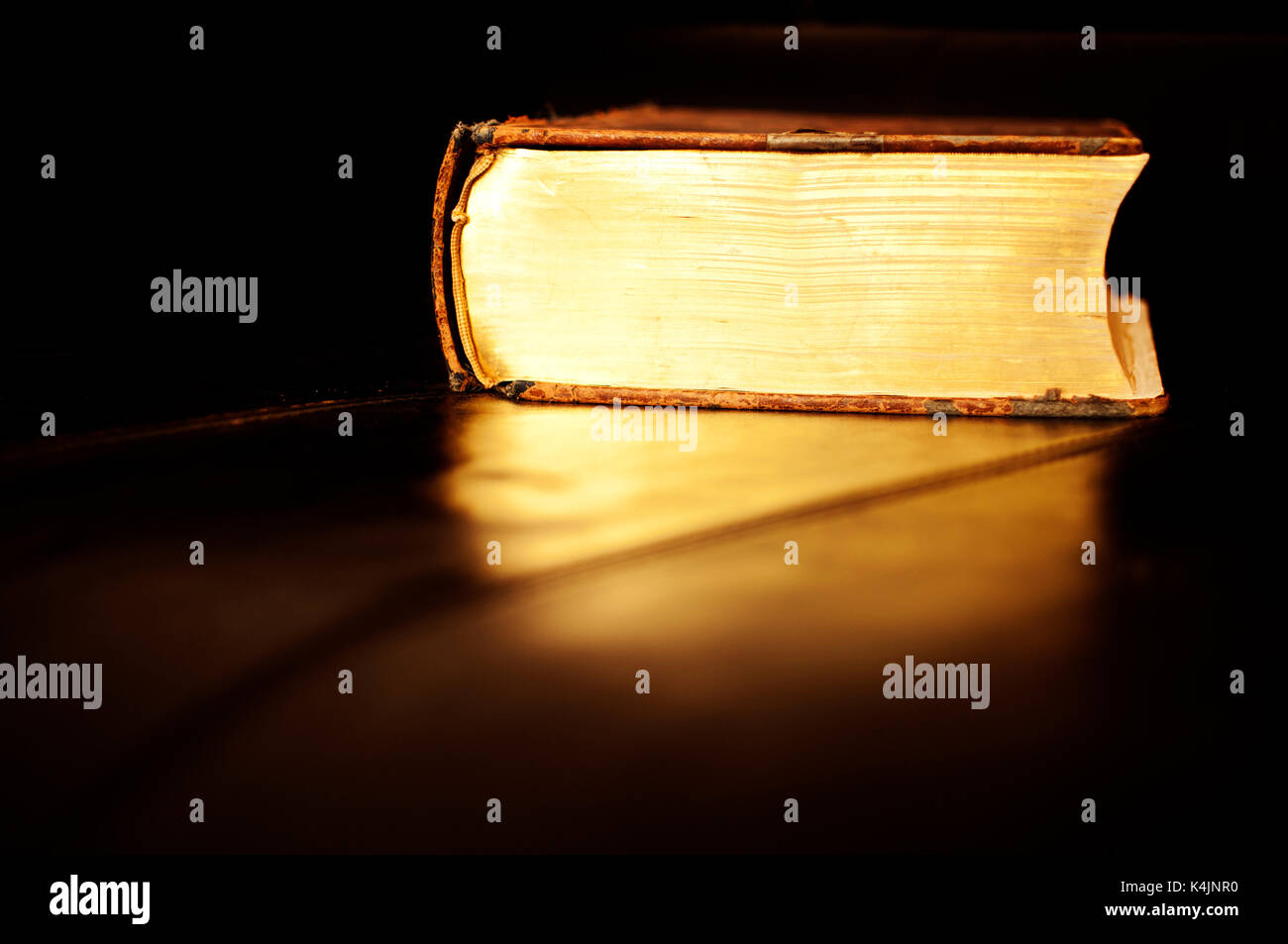 Closed bible hi-res stock photography and images - Alamy