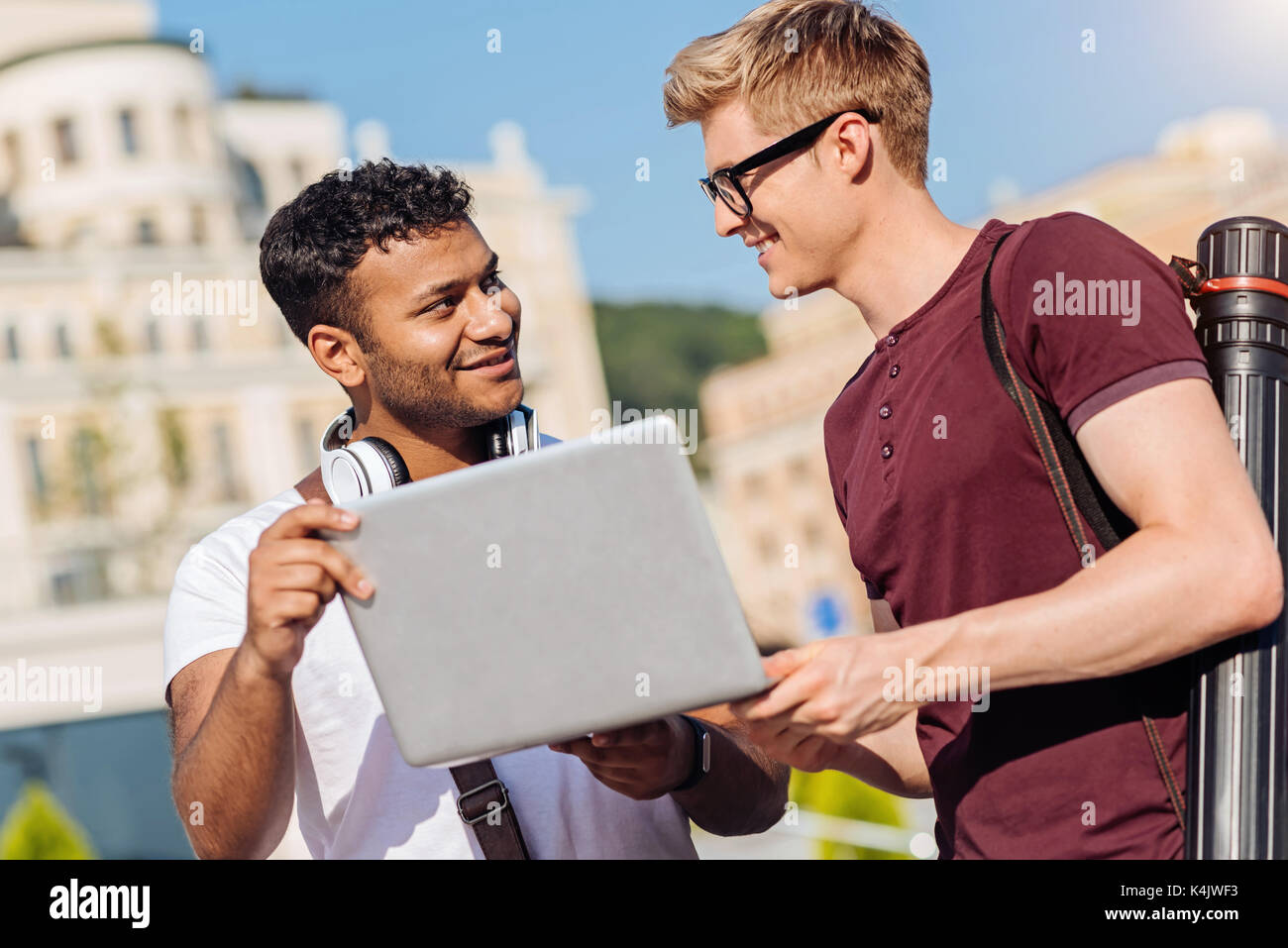 Friendly conversation hi-res stock photography and images - Alamy