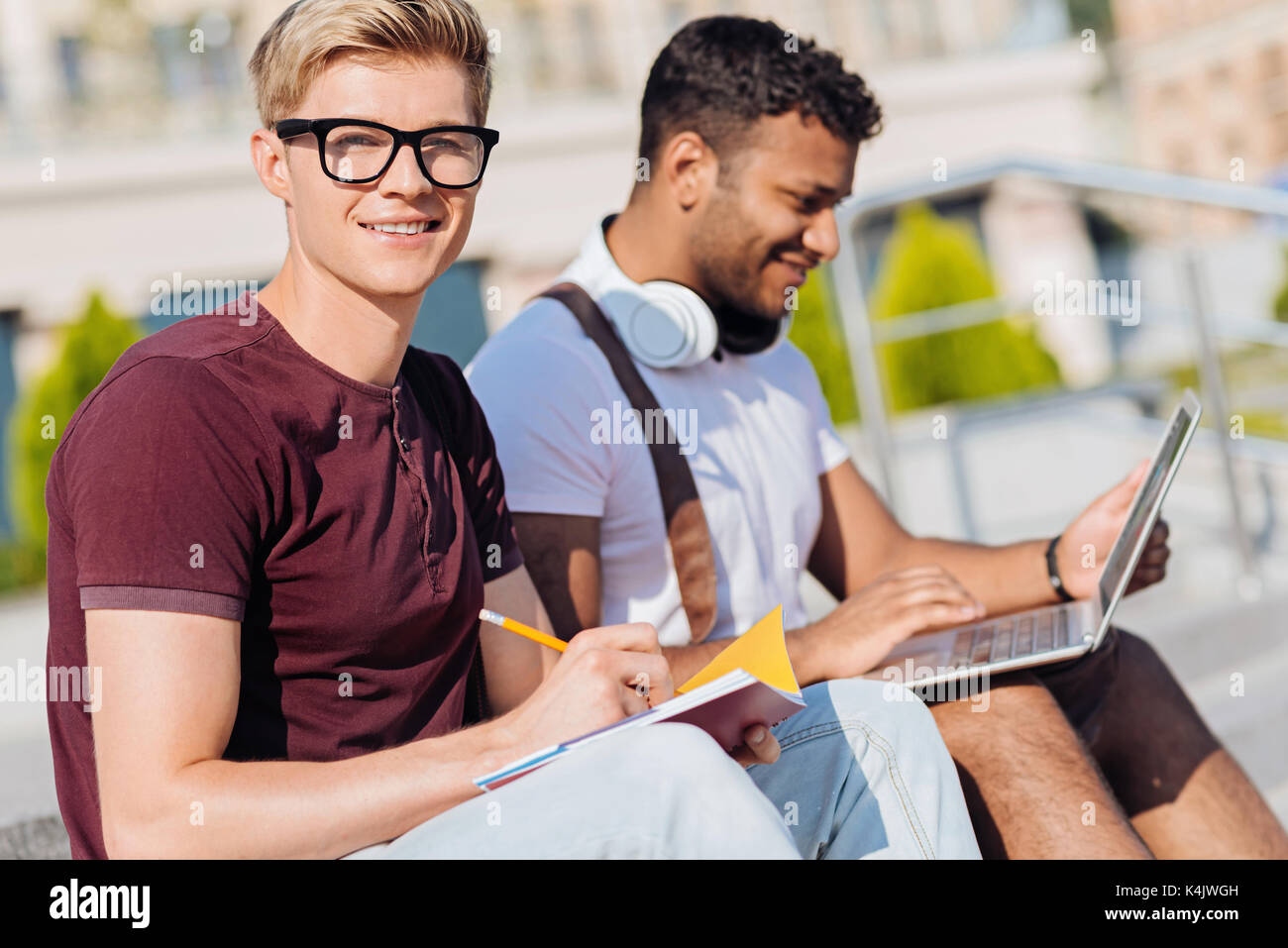 Student making notes outside hi-res stock photography and images - Alamy