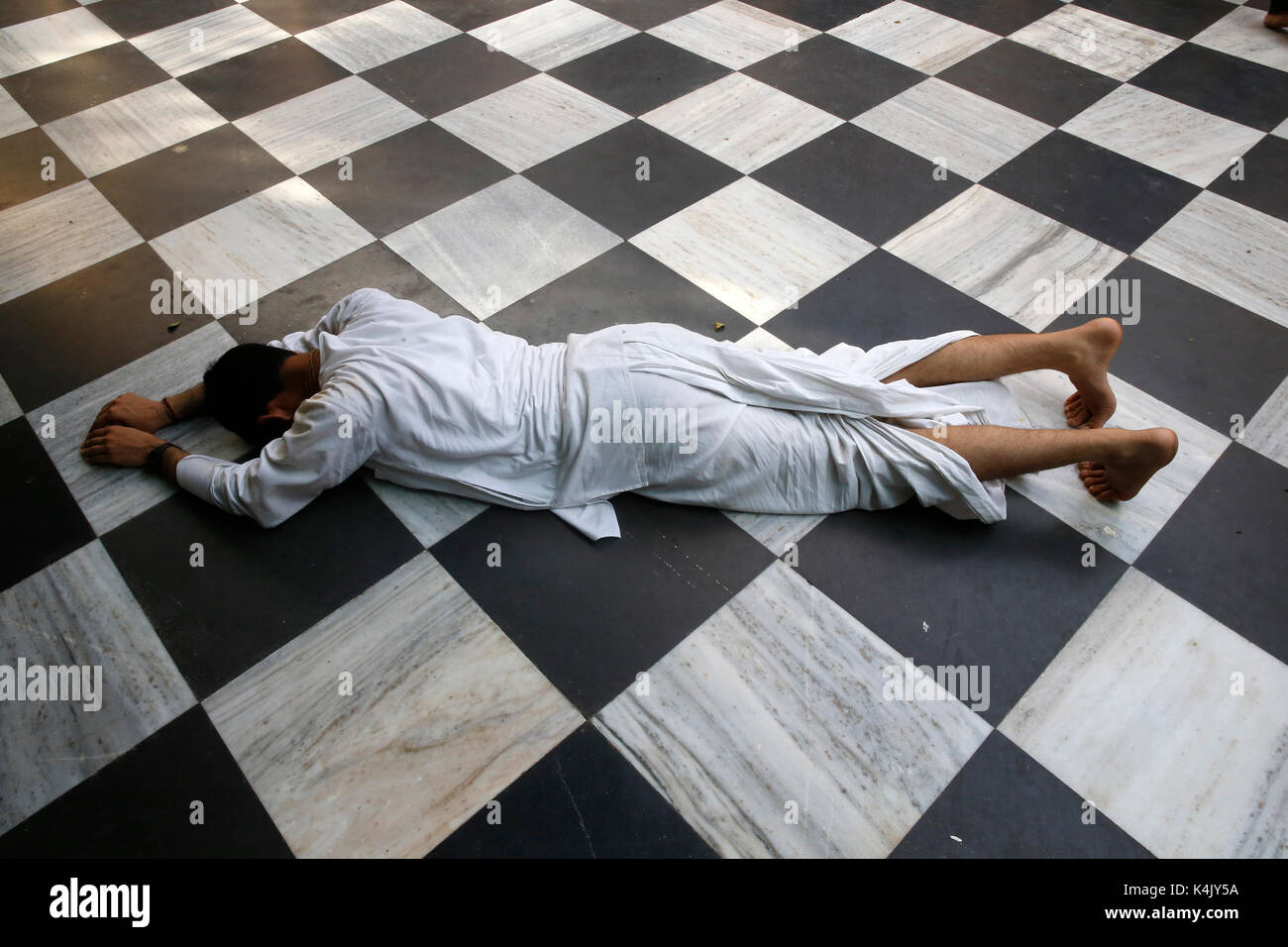 Hindu devotee prostrating at Krishna-Balaram temple, Vrindavan, Uttar ...