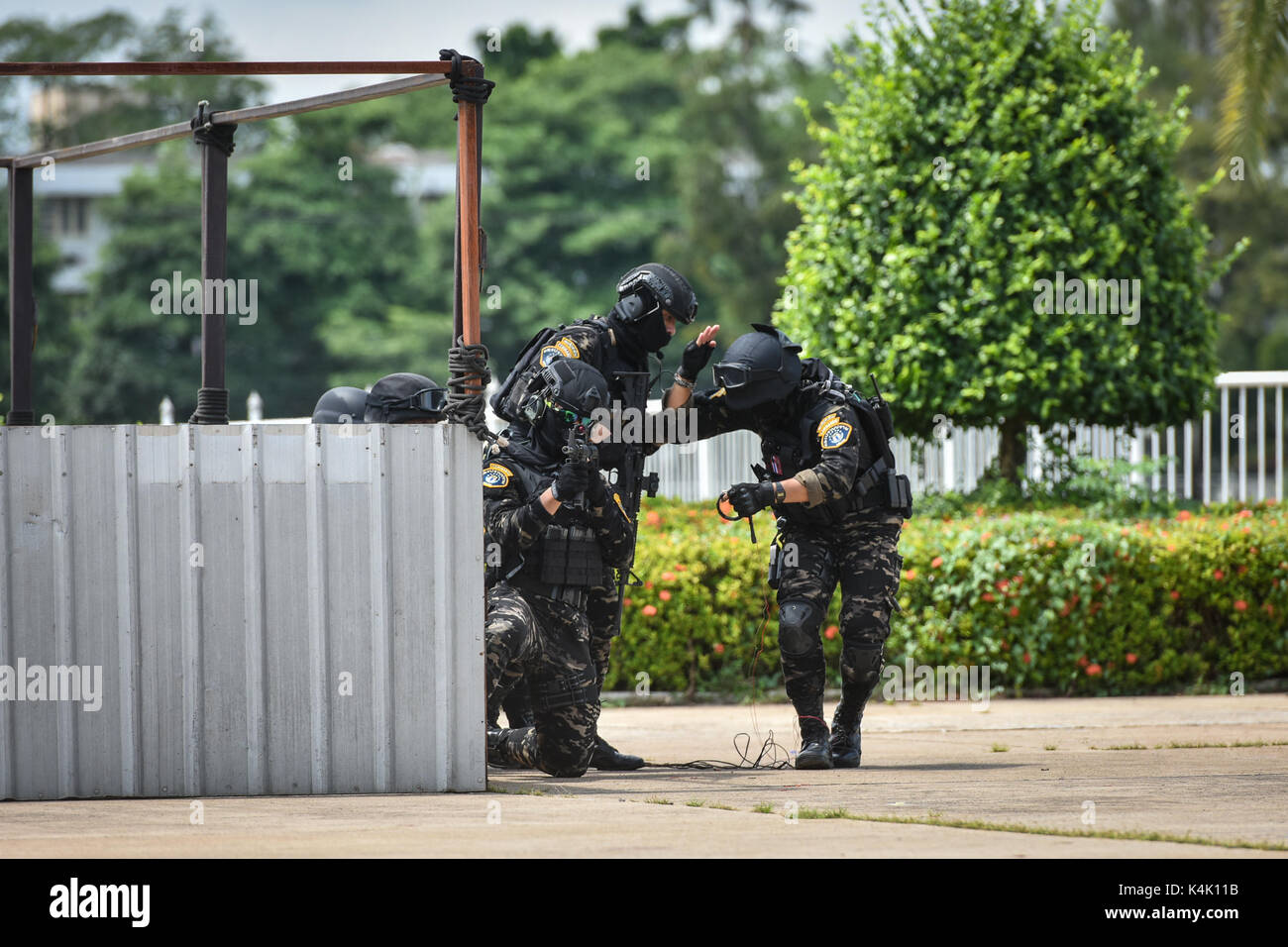 Nakhon Pathom. 6th Sep, 2017. Law enforcement officers take actions ...