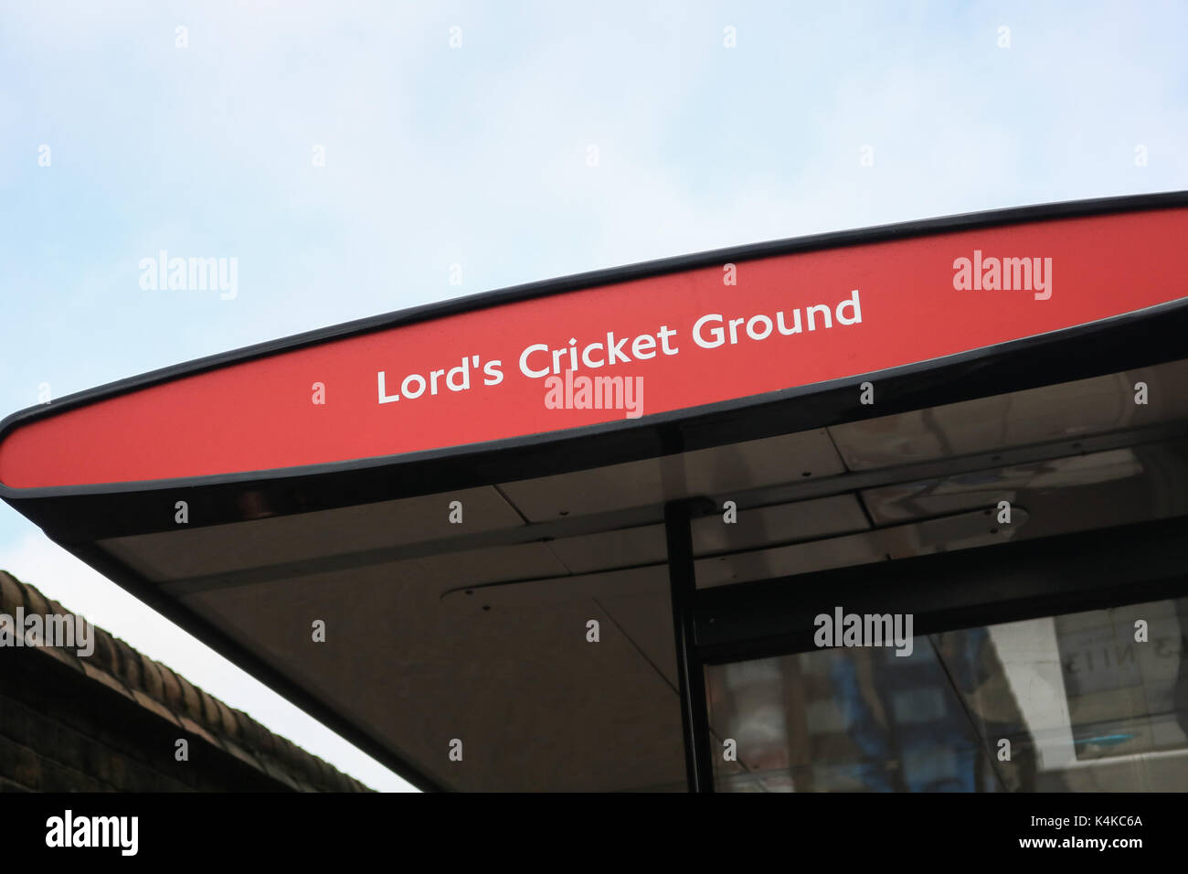 London, UK. 7th Sep, 2017. Large crowds of spectators arrive at Lords ...