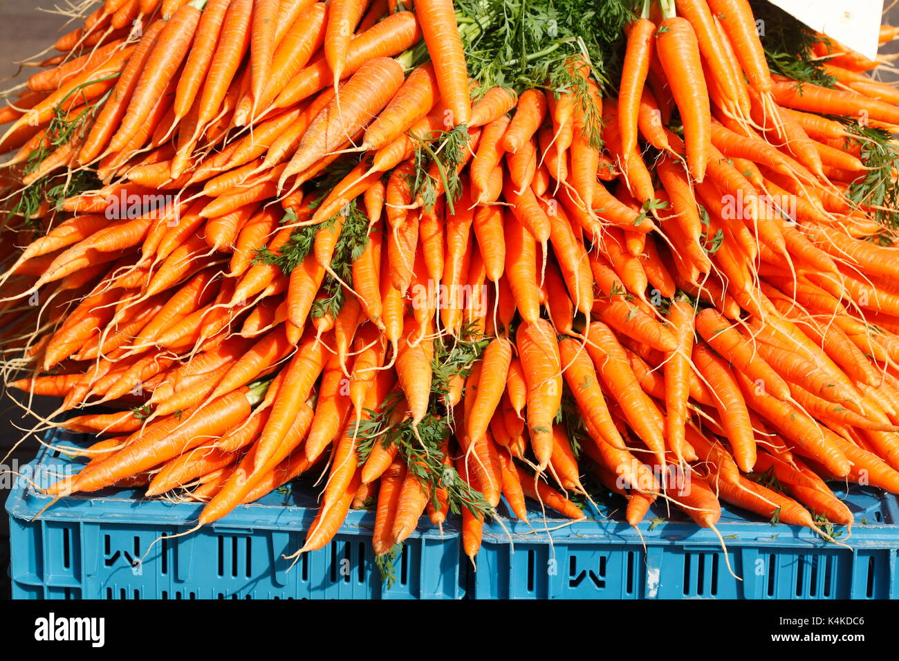 Bunch carrots market stall hi-res stock photography and images - Alamy