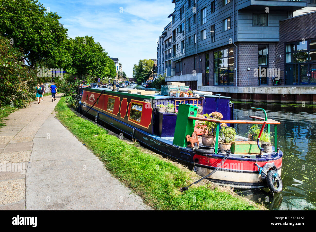 Walkers and joggers on the towpath of Regent's Canal, Islington, London ...