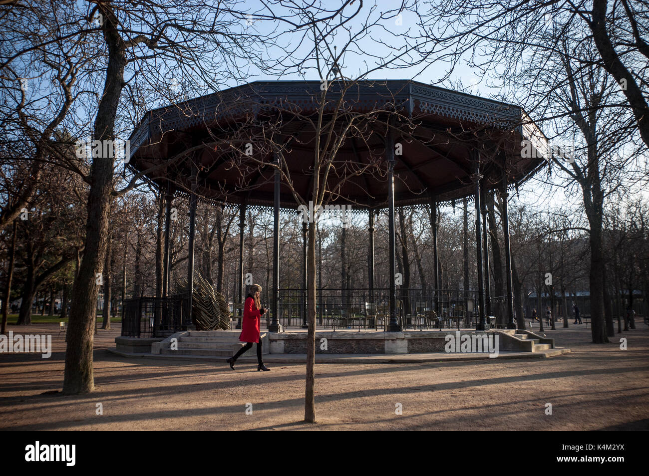 KIOSQUE DANS LE JARDIN DU LUXEMBOURG - PARIS FRANCE -PARIS GARDEN ...