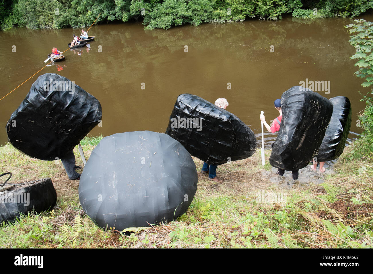 Cilgerran coracle race hi-res stock photography and images - Alamy
