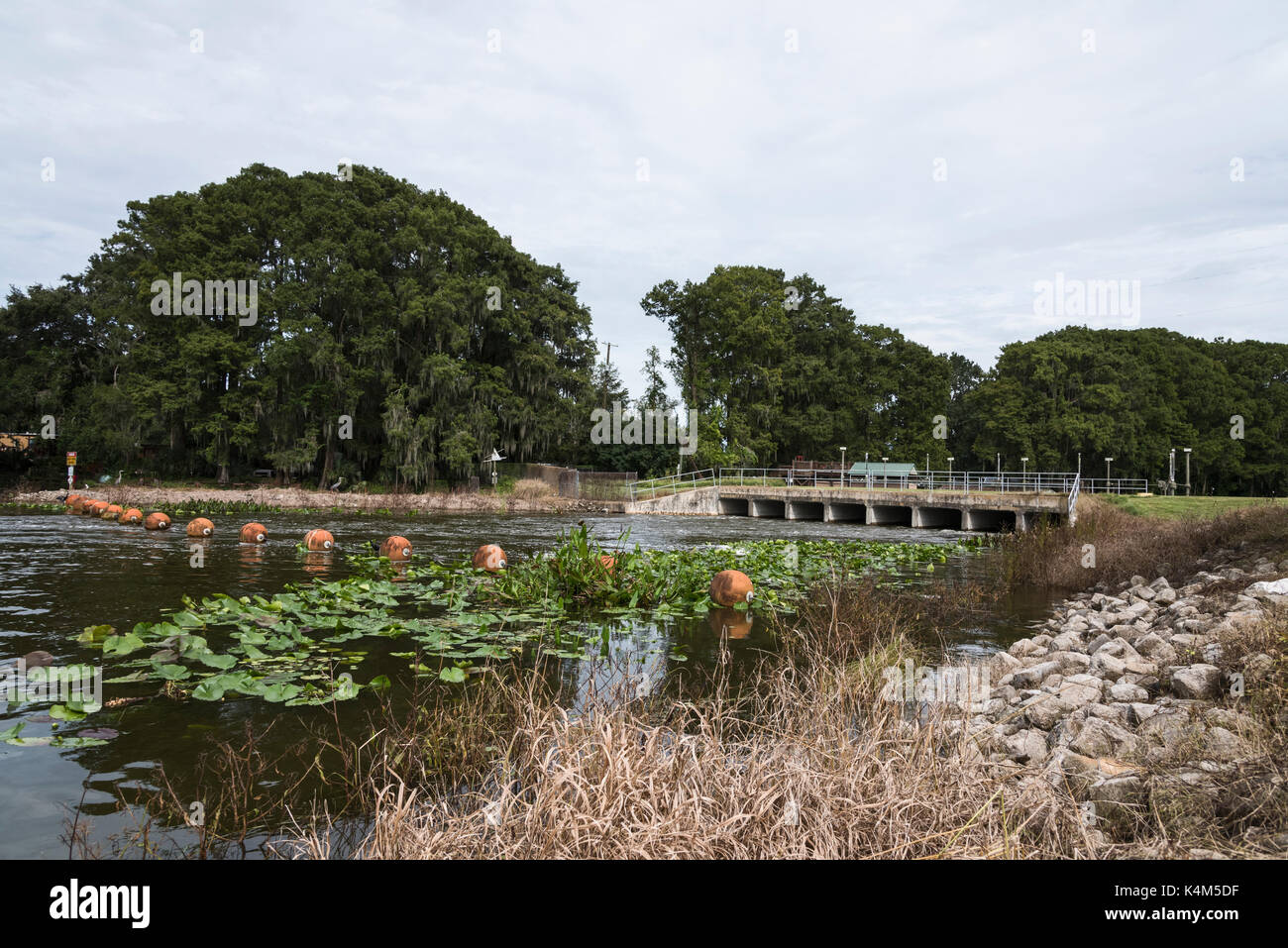 Gate controlled spillway hi-res stock photography and images - Alamy