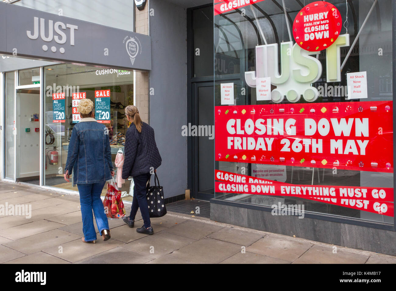 Final closing store sale signs hi-res stock photography and images - Alamy