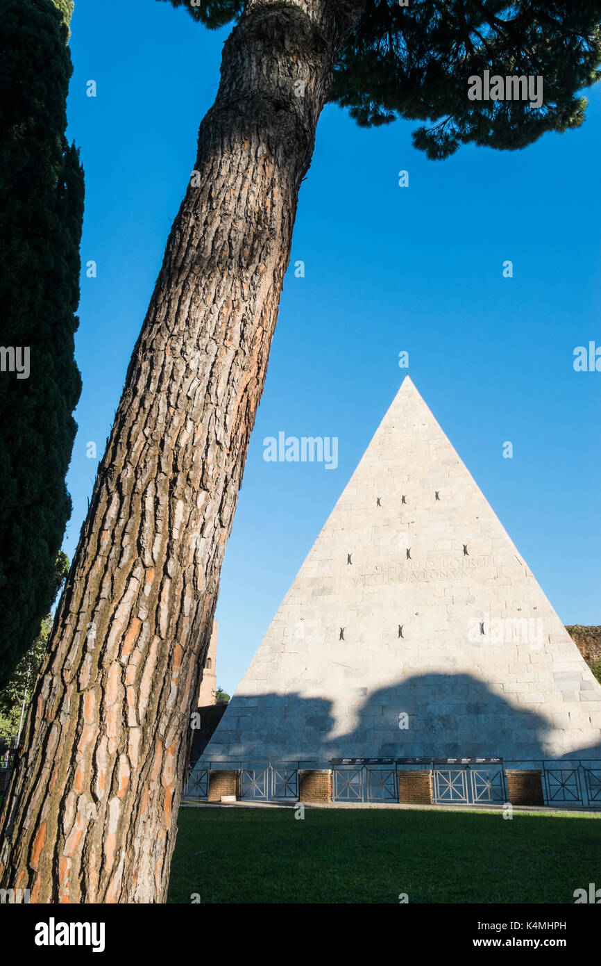 Rome cestia pyramid hi-res stock photography and images - Alamy