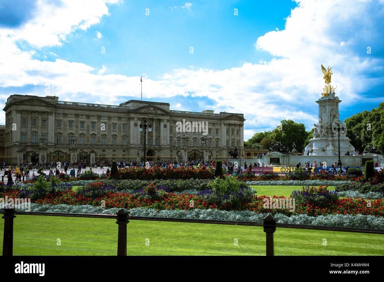 Buckingham palace garden flowers hi-res stock photography and images ...