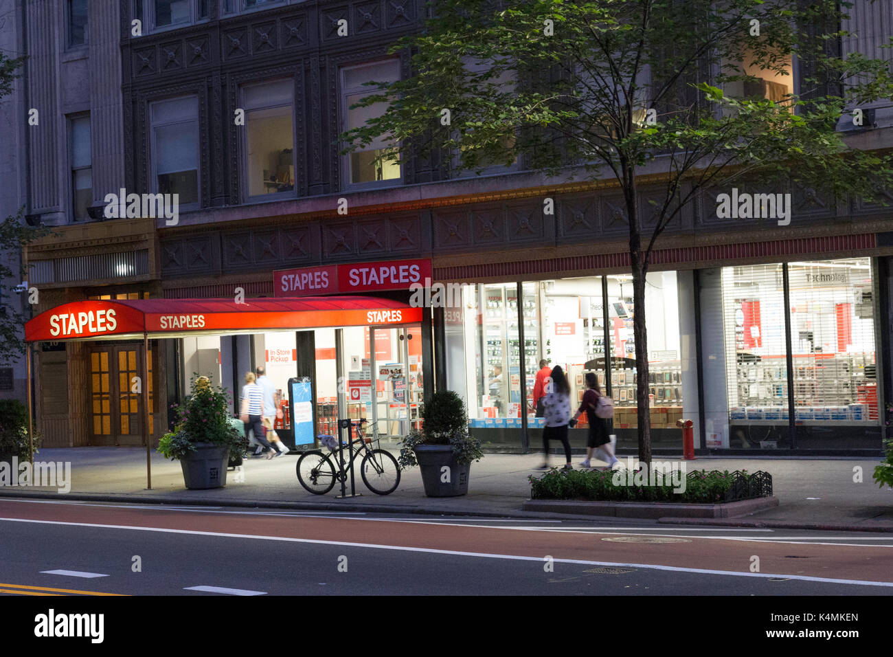 Storefront sign for staples hi-res stock photography and images - Alamy