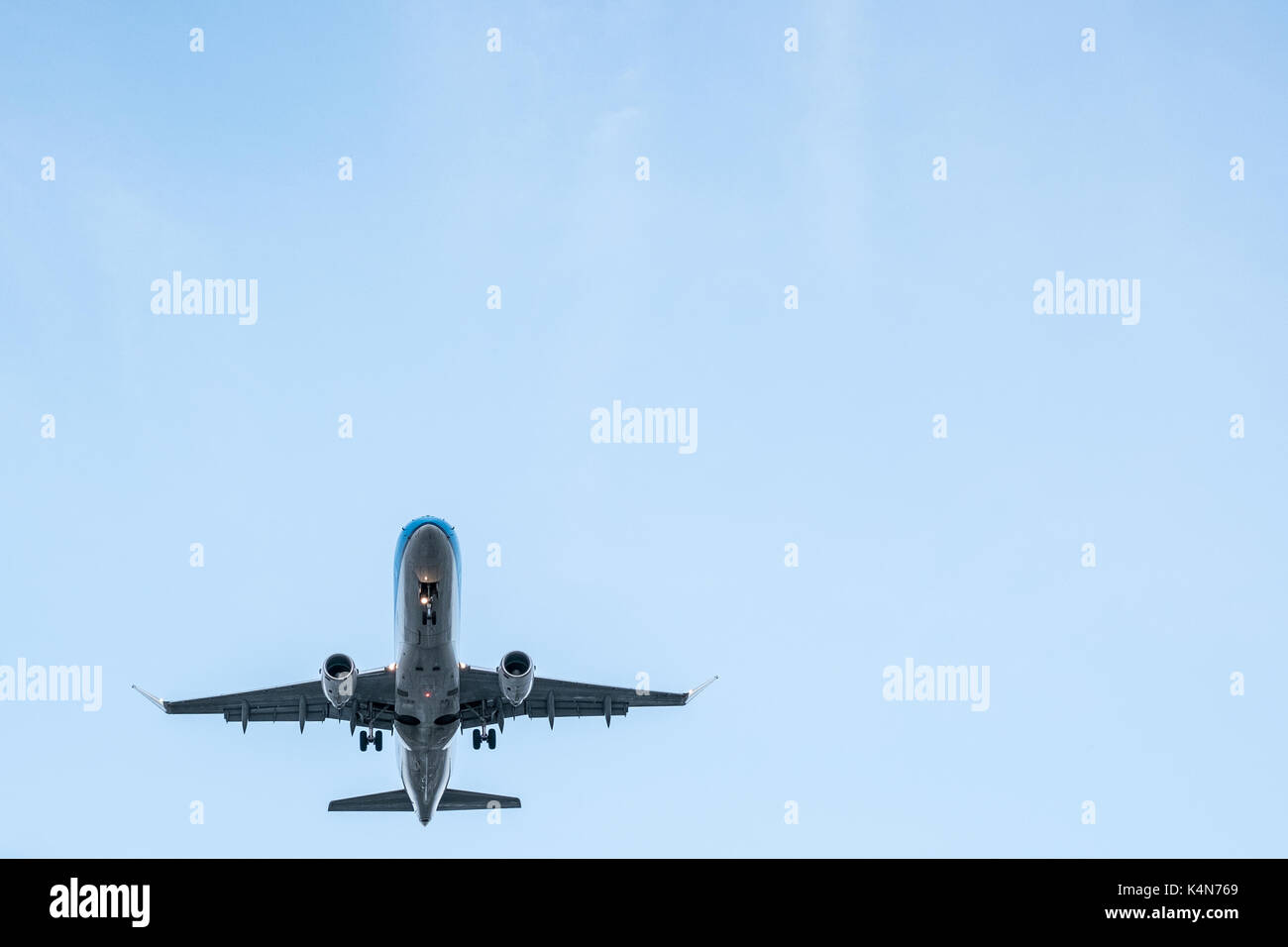 airplane from beneath - aircraft flying from below Stock Photo - Alamy
