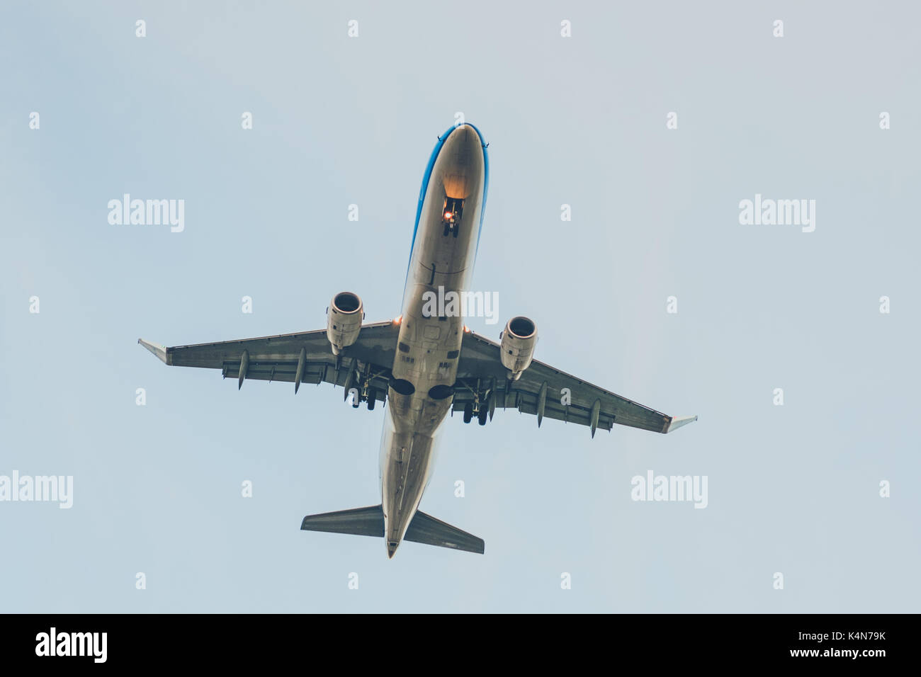 airplane from beneath - aircraft flying from below Stock Photo - Alamy