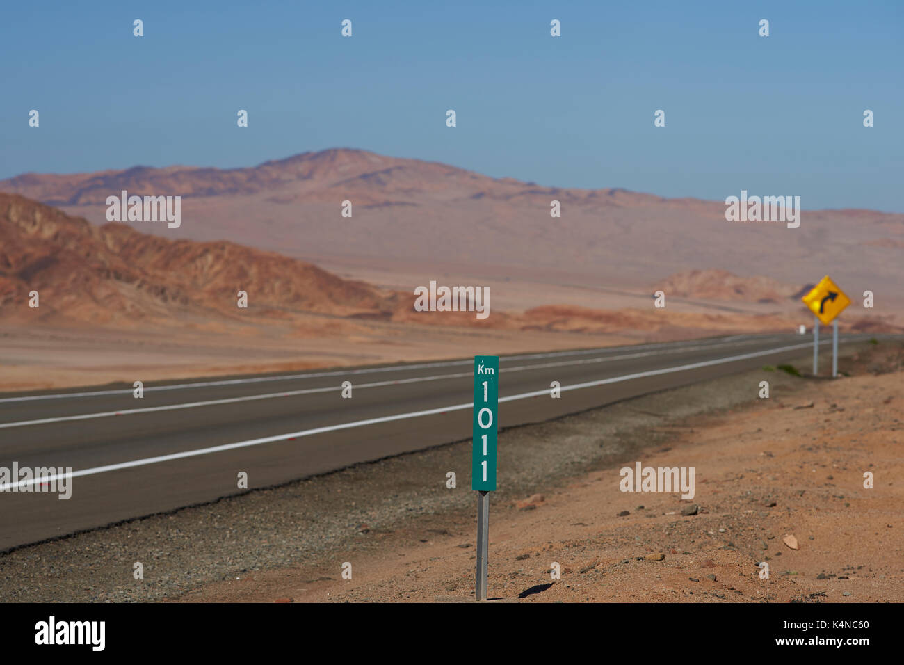 Pan American Highway (Ruta 5) running through the harsh and arid ...